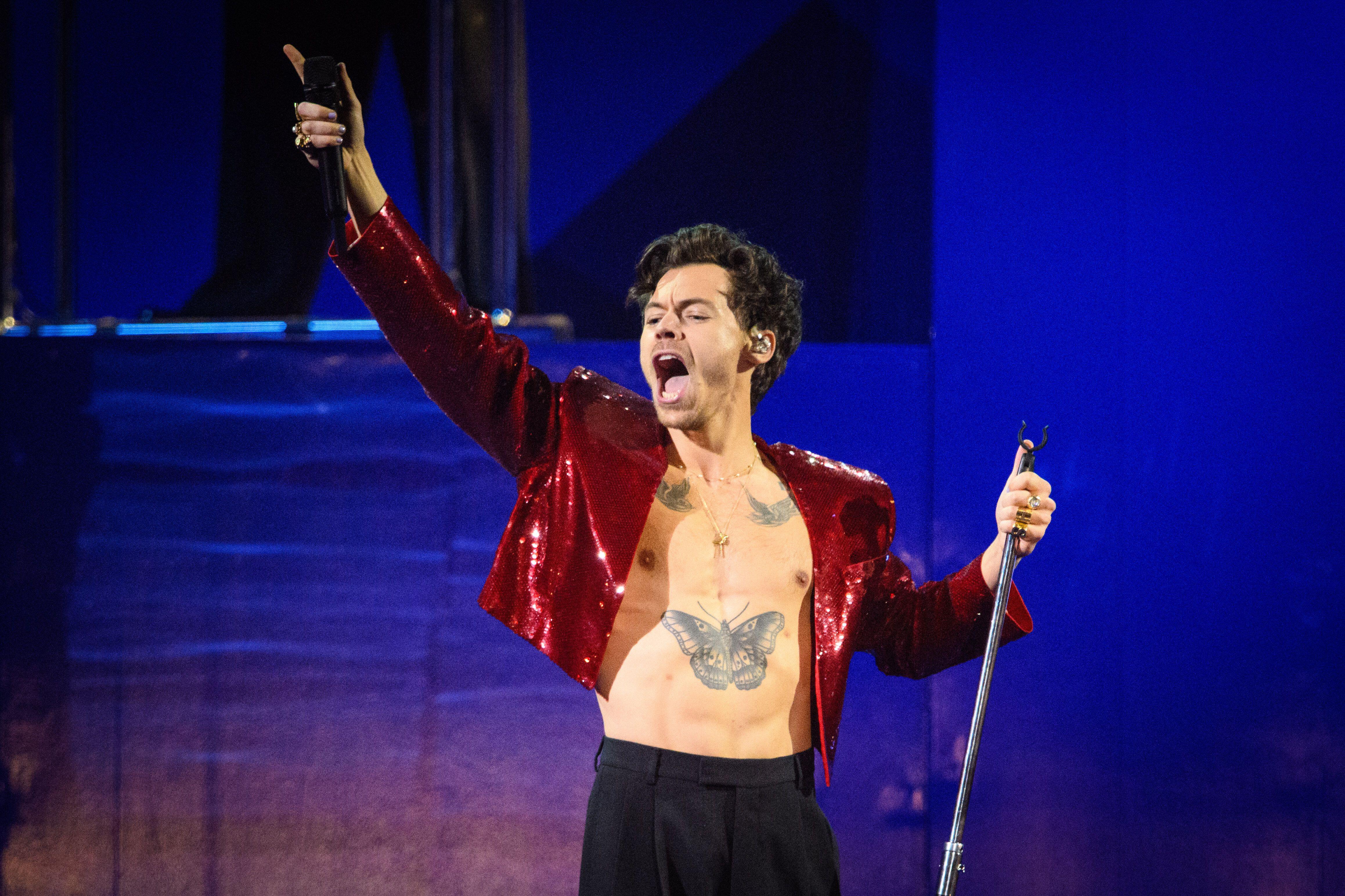 Harry Styles enjoys round of golf in St Andrews ahead of Scottish gigs ...