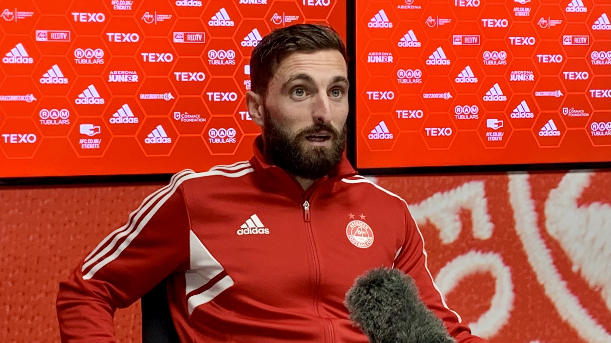 Graeme Shinnie has signed for Aberdeen on a permanent contract.