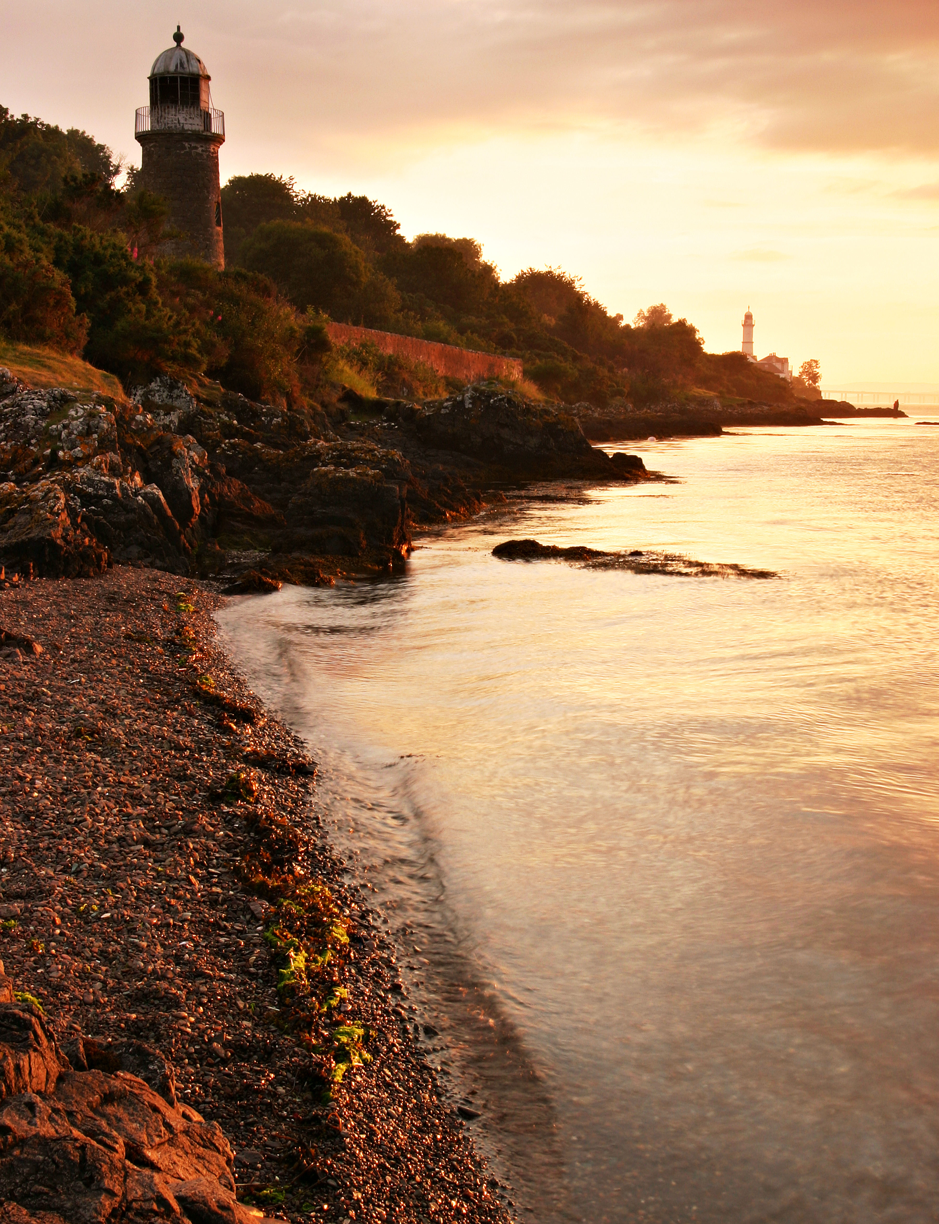 Teenagers cut off by tide at Fife beach rescued | News - Tay FM