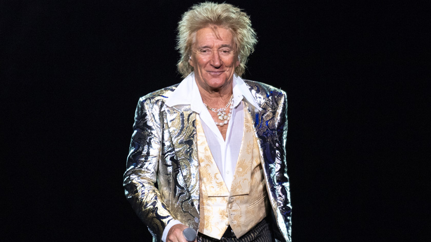 Rod Stewart duets with 94-year-old sister Mary on stage