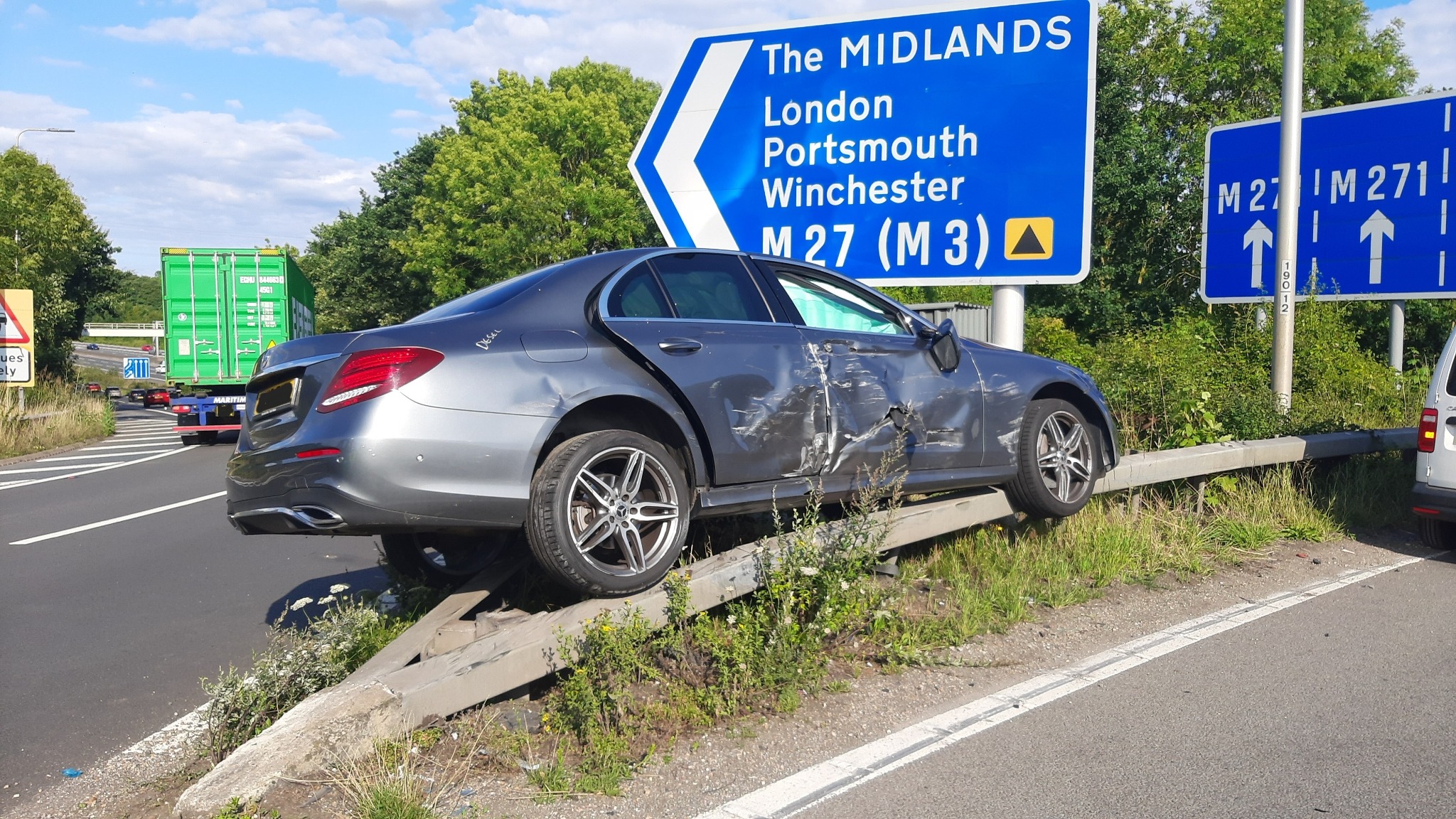 Car wedged on crash barrier after "last minute" lane change | News ...