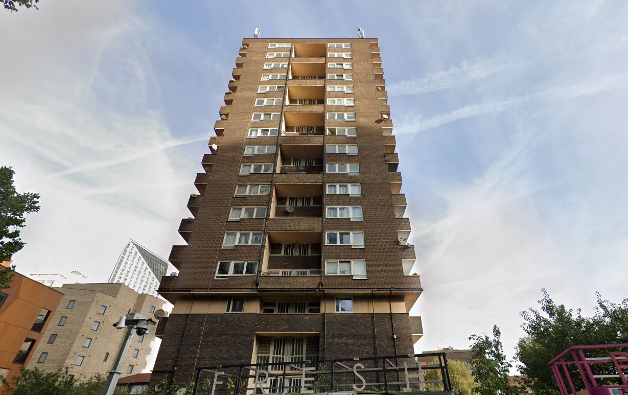 Met officer who pepper sprayed suspect who was climbing down building ...