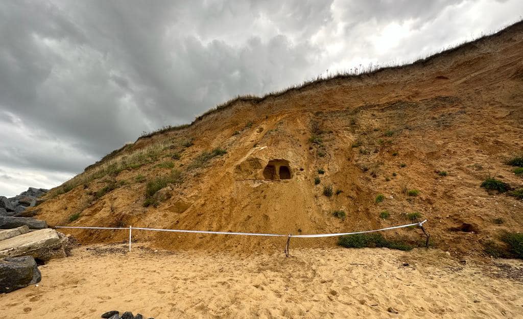 Gorleston Coastguard issues safety warning after children dig 'den ...