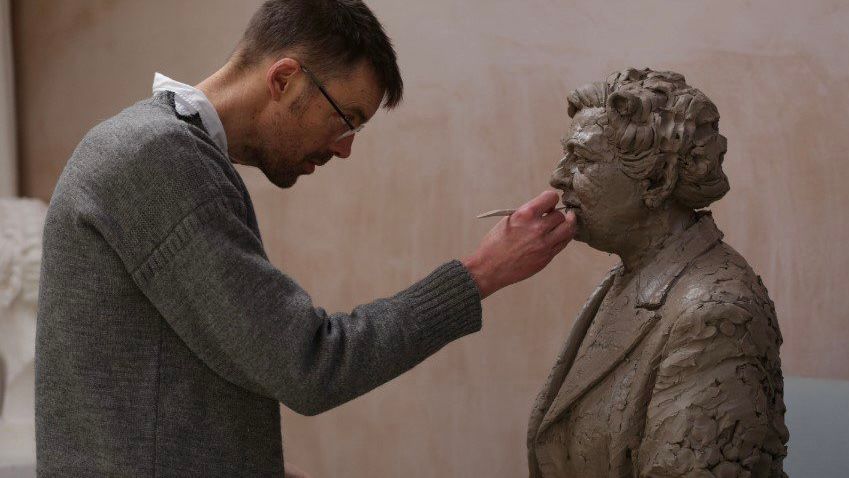 Agatha Christie sculpture unveiled in Wallingford