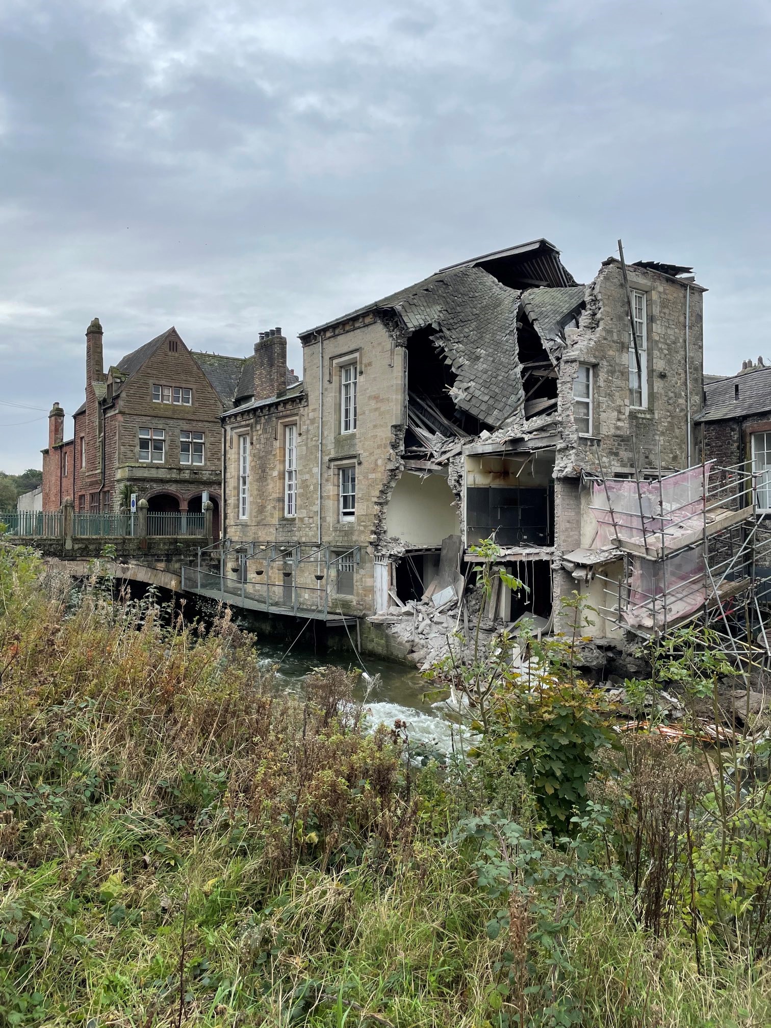 Historic building partially collapses into river in Cockermouth