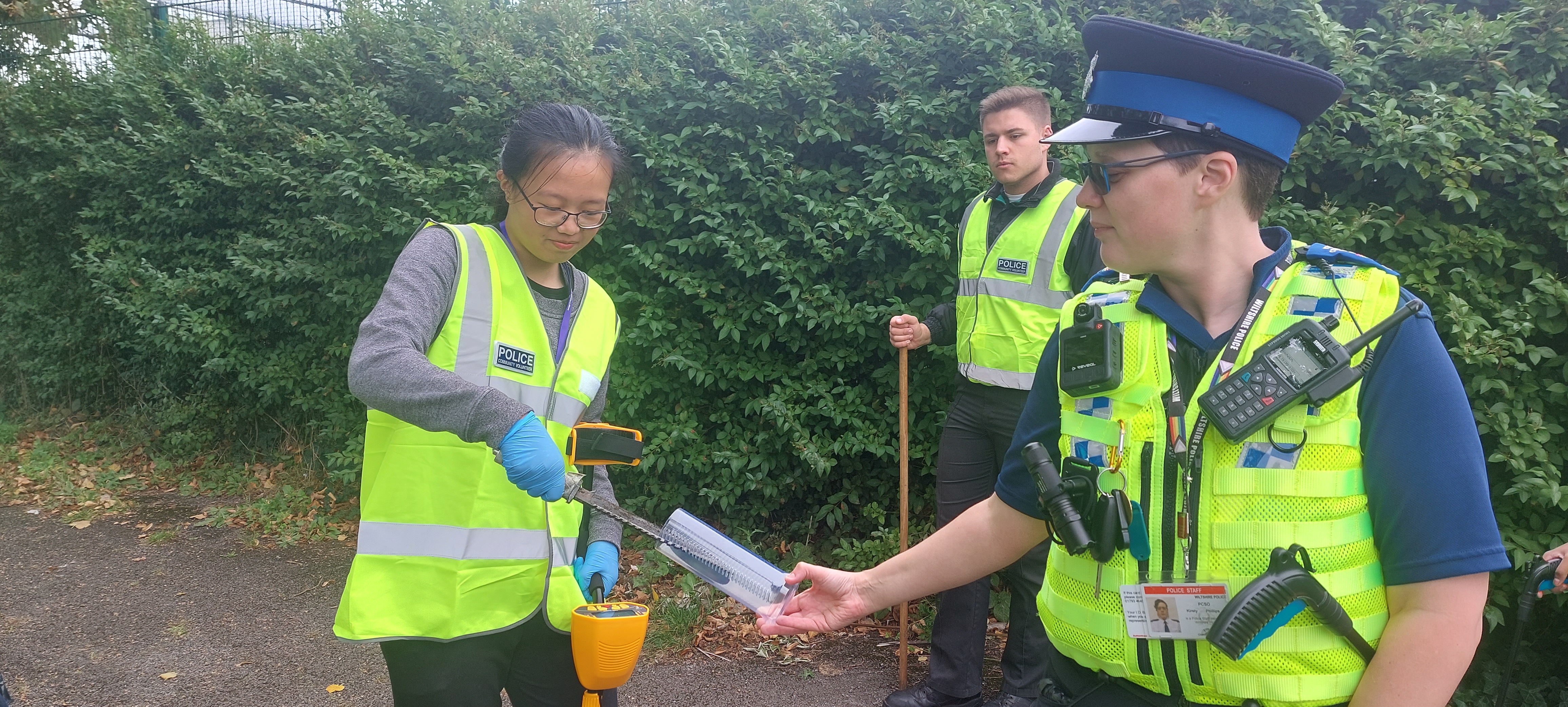 Large knife recovered as volunteers help search for weapons in Swindon ...