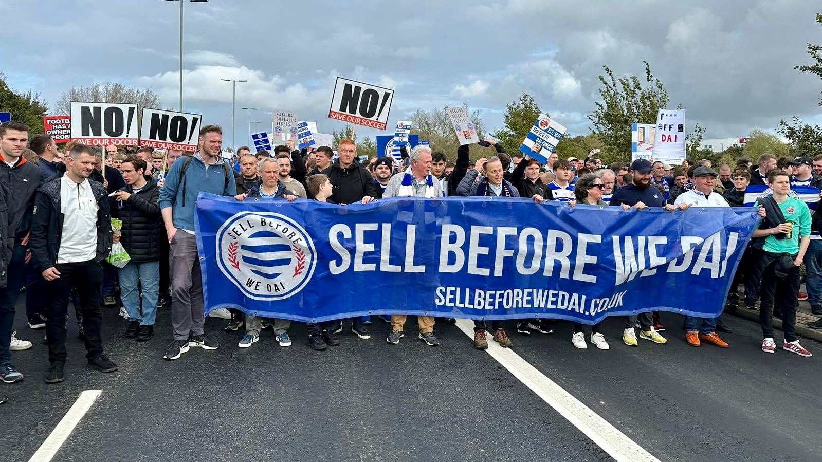 More than thousand Reading FC fans take part in protest march