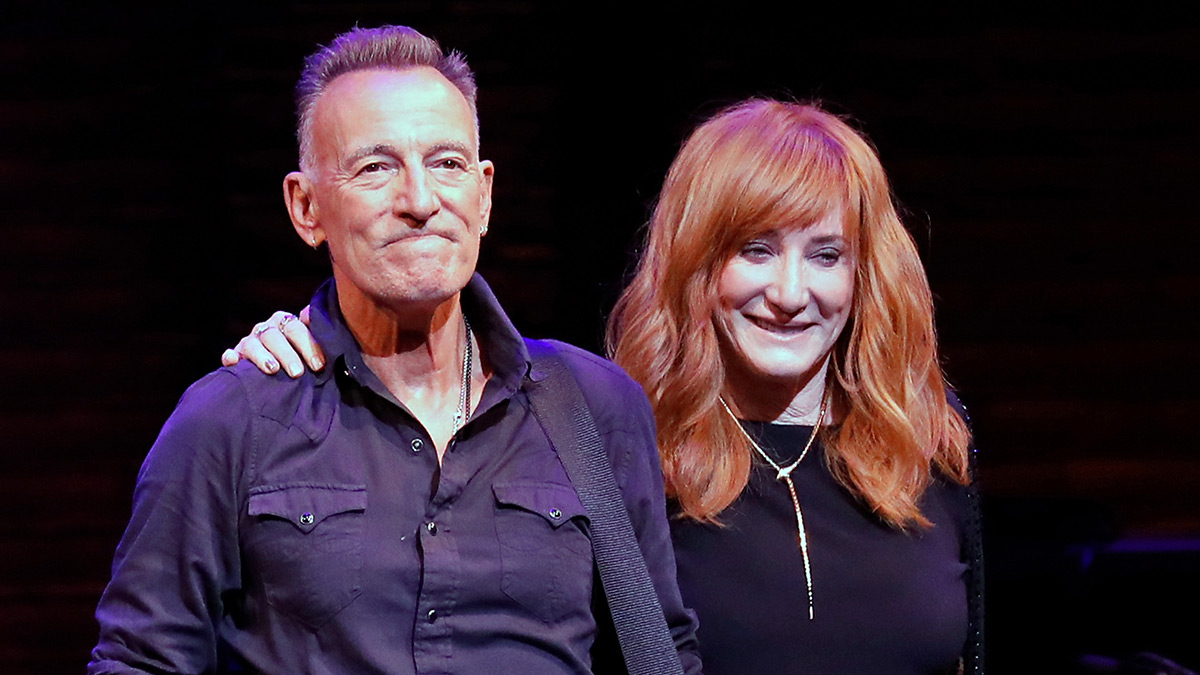 Bruce Springsteen inducts wife and band mate Patti Scialfa into New ...