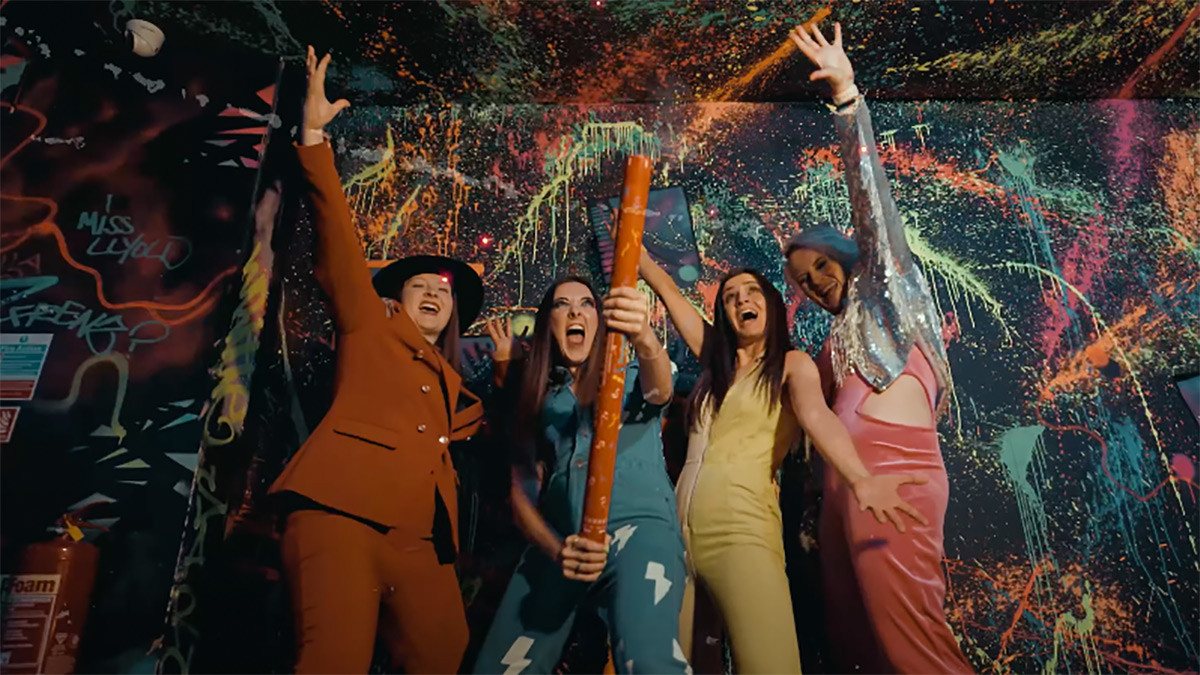 The Hot Damn! premiere 'DAMN!DAMN!DAMN!DAMN!' video