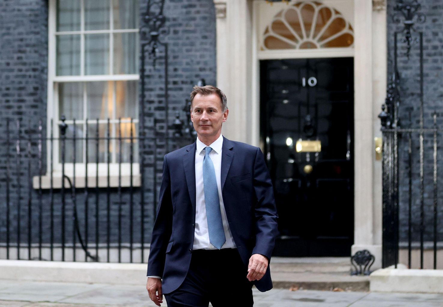 Surrey MP Jeremy Hunt cuts national insurance tax by 2%