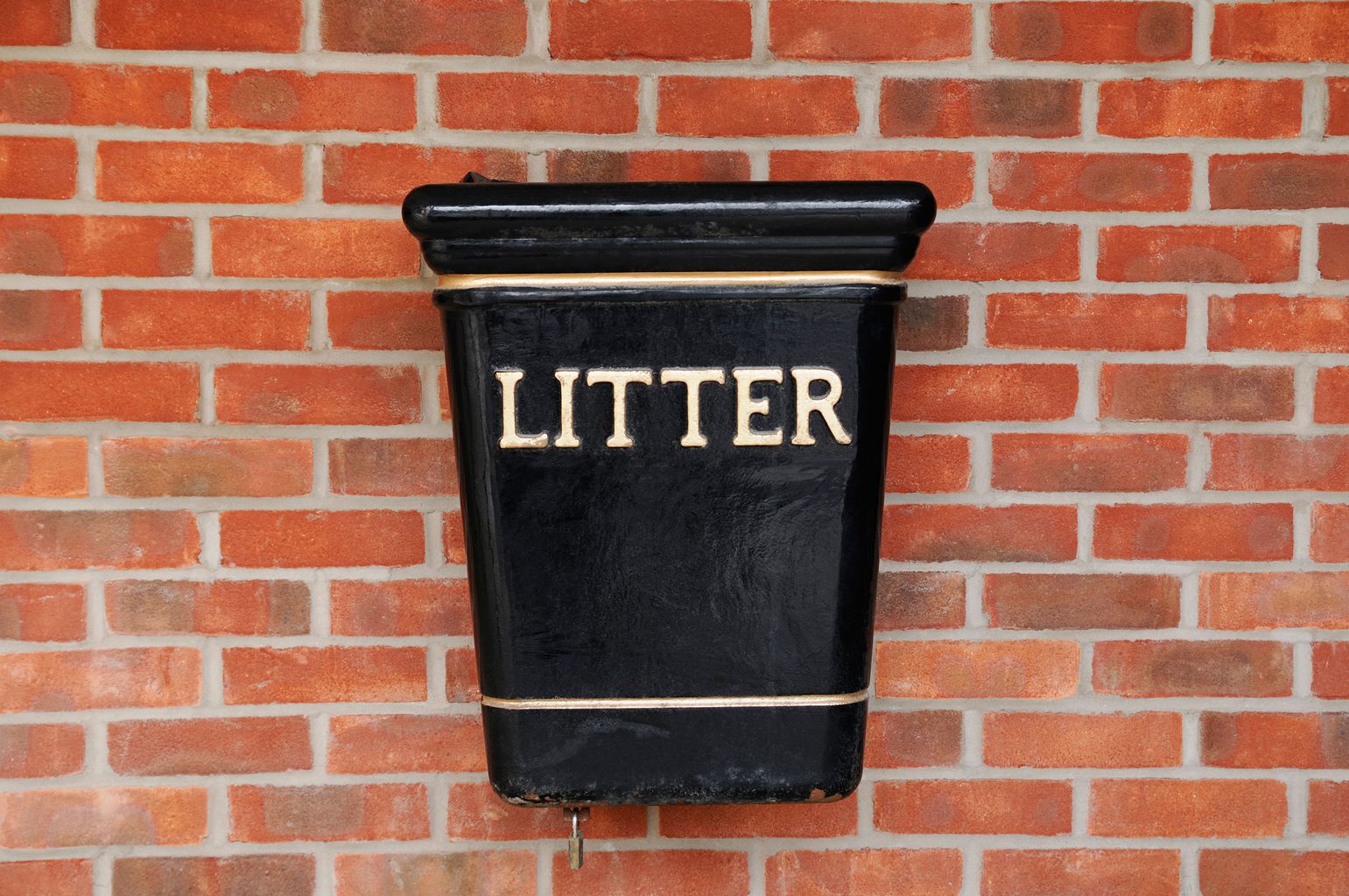Man made to pay after littering in Andover