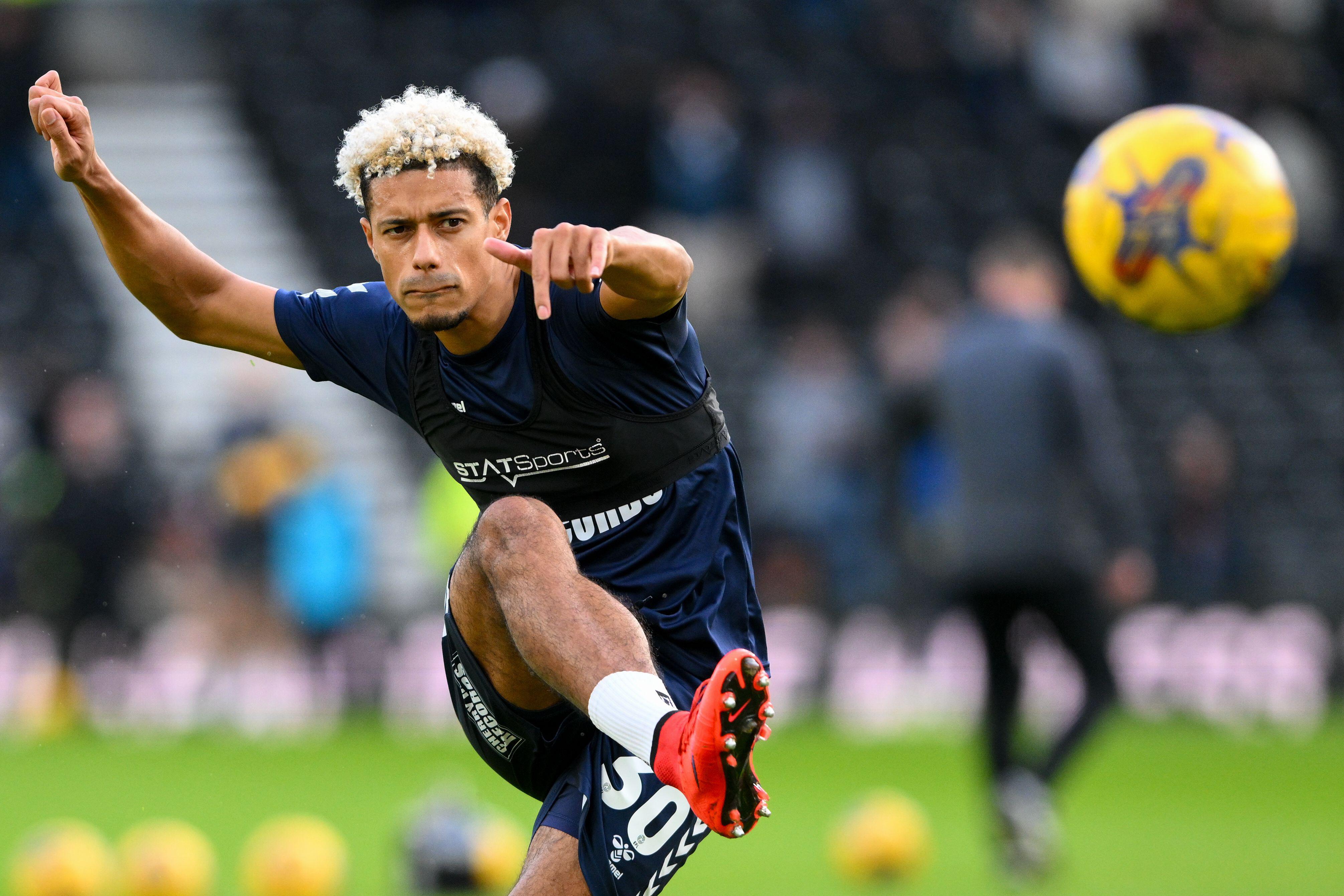 Cambridge United sign striker Lyle Taylor