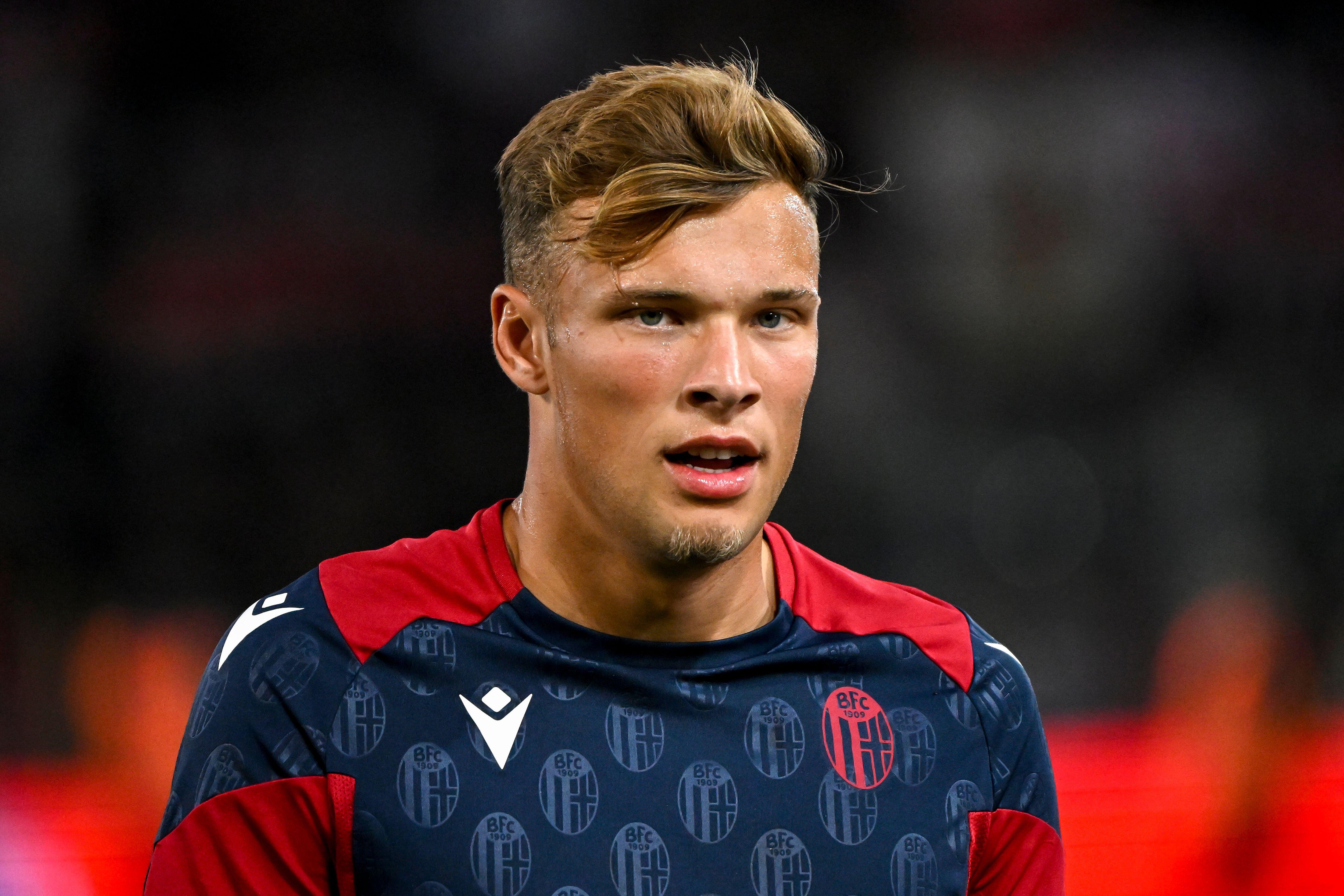 Van Hooijdonk joins Norwich as Płacheta and Idah leave | News ...