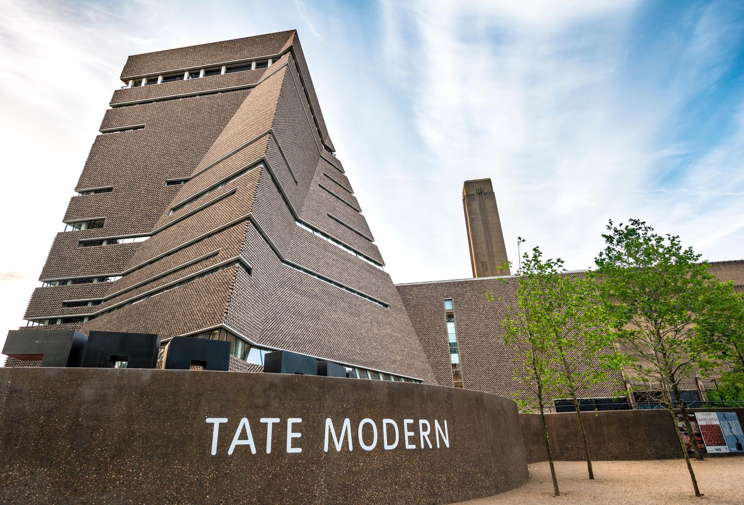 Man dies after falling from Tate Modern Gallery | News - Hits Radio ...