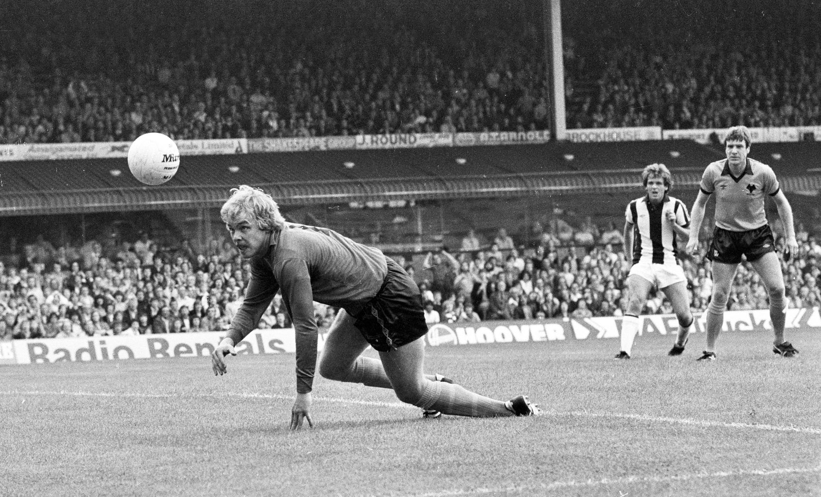Former goalkeeper Paul Bradshaw dies aged 67