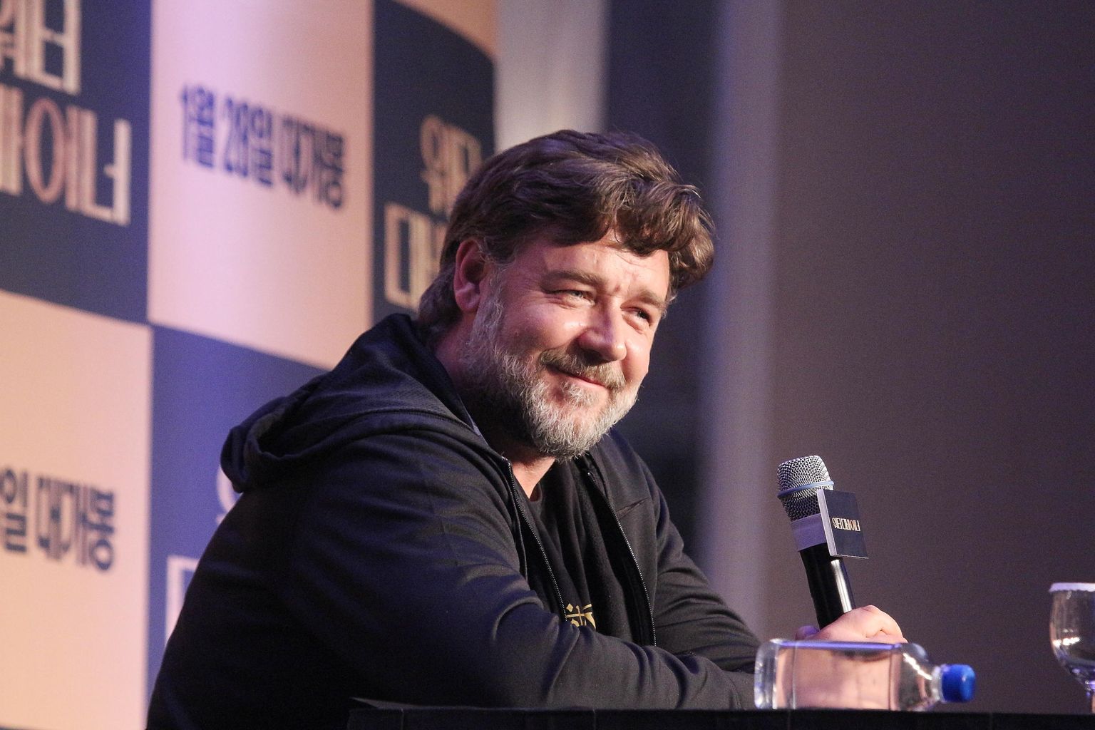 Russell Crowe and Scouting for Girls head-up Acoustic Stage at Glasto 2024