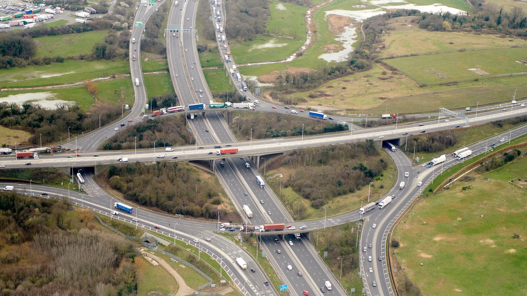 Two men arrested after fatal M25 crash