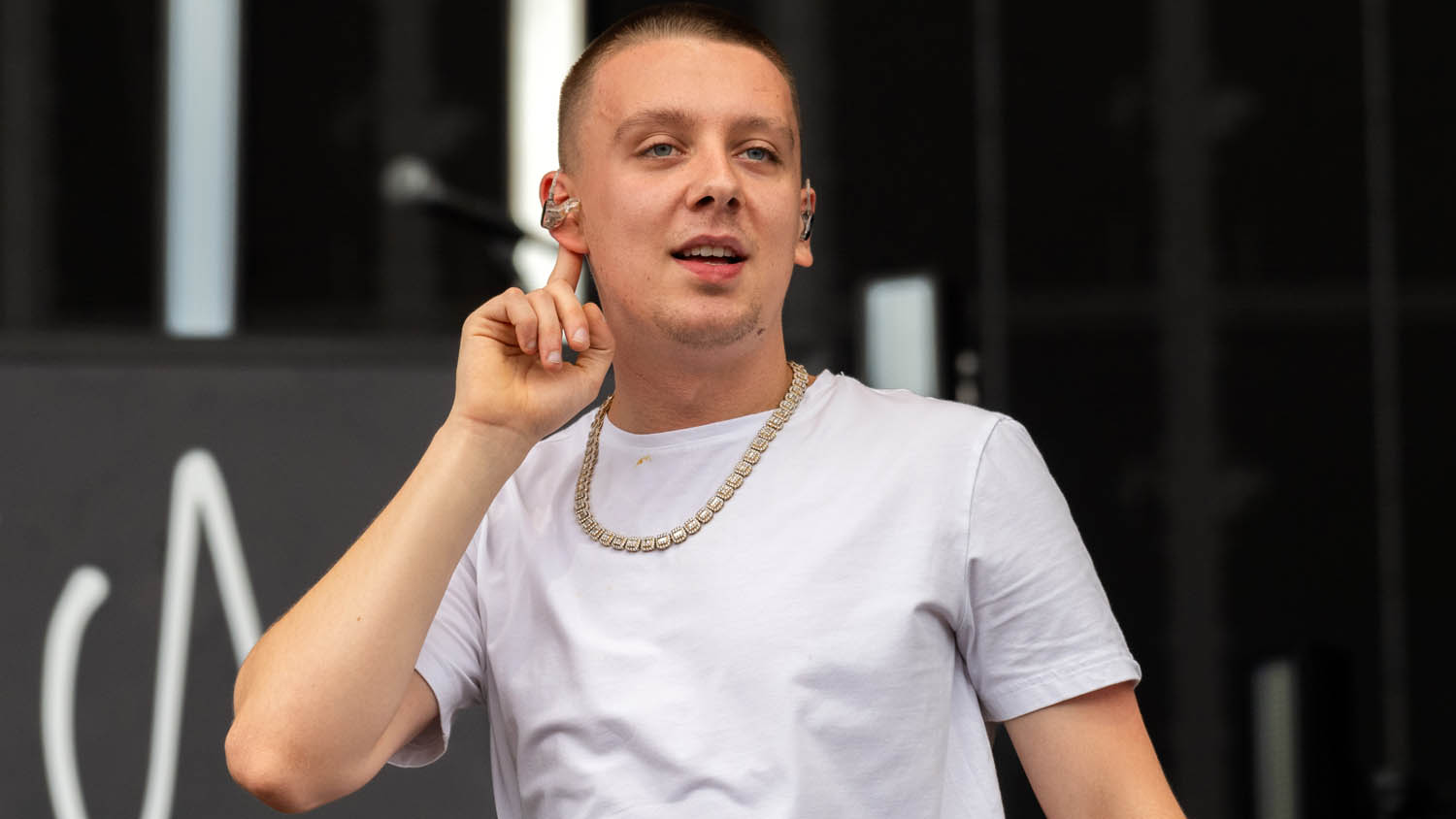 Aitch releases brand new single 'Famous Girl'