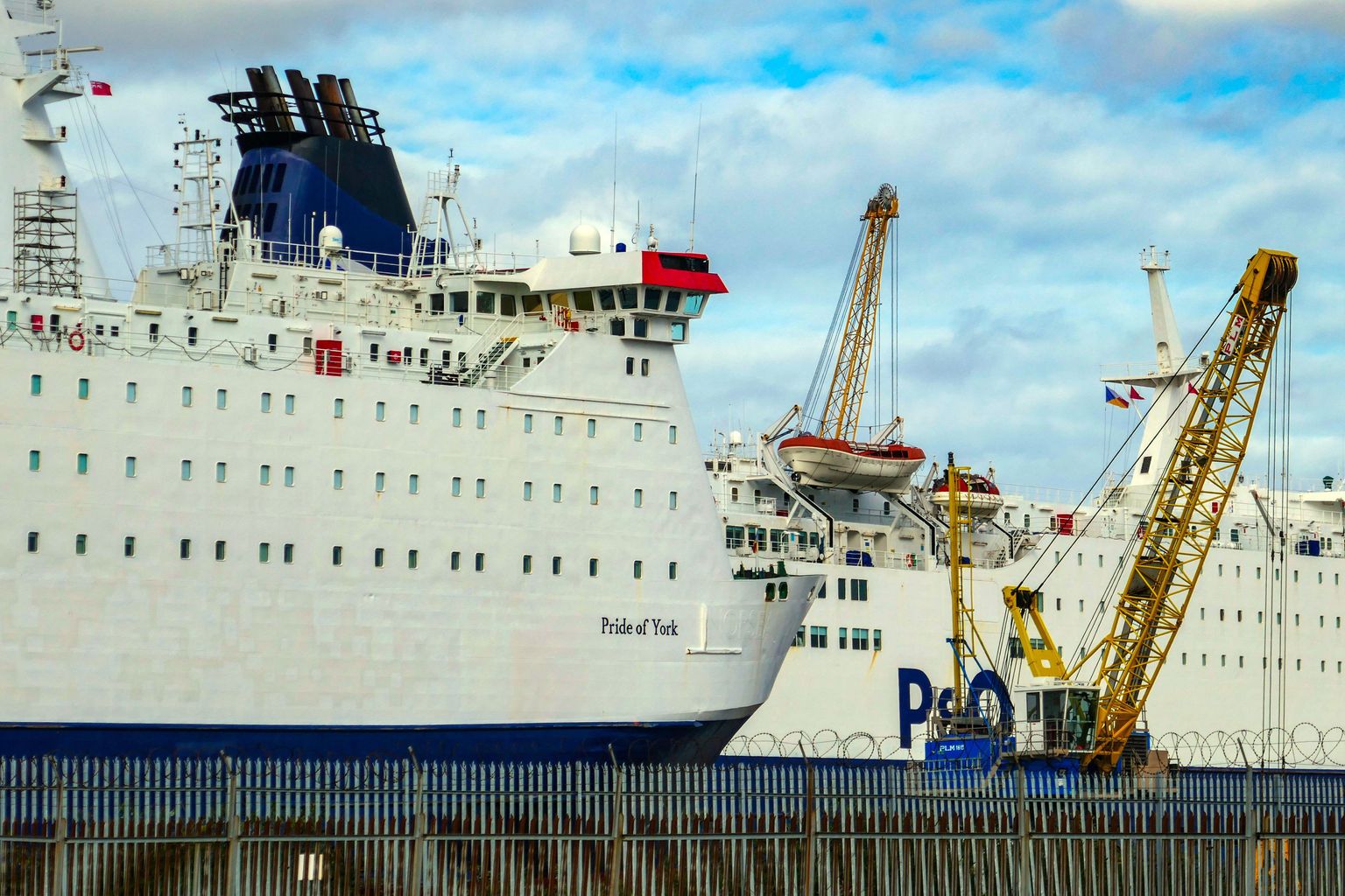 Boss of P&O ferries admits paying staff £4.87 an hour | News - Hits ...