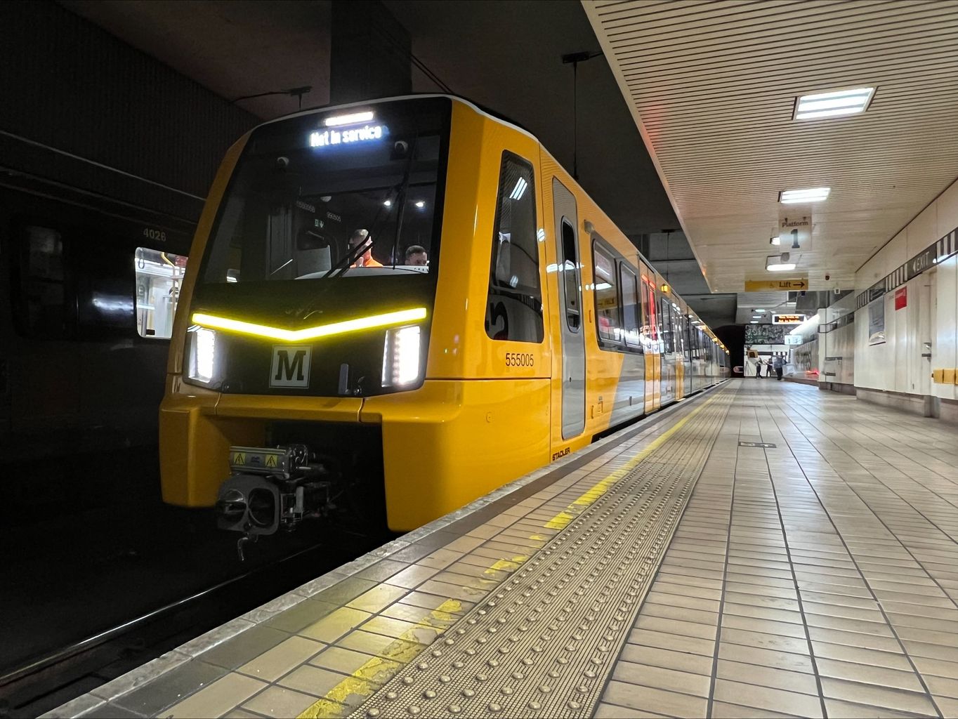 New Metro trains begin daytime test runs on the network for the first ...