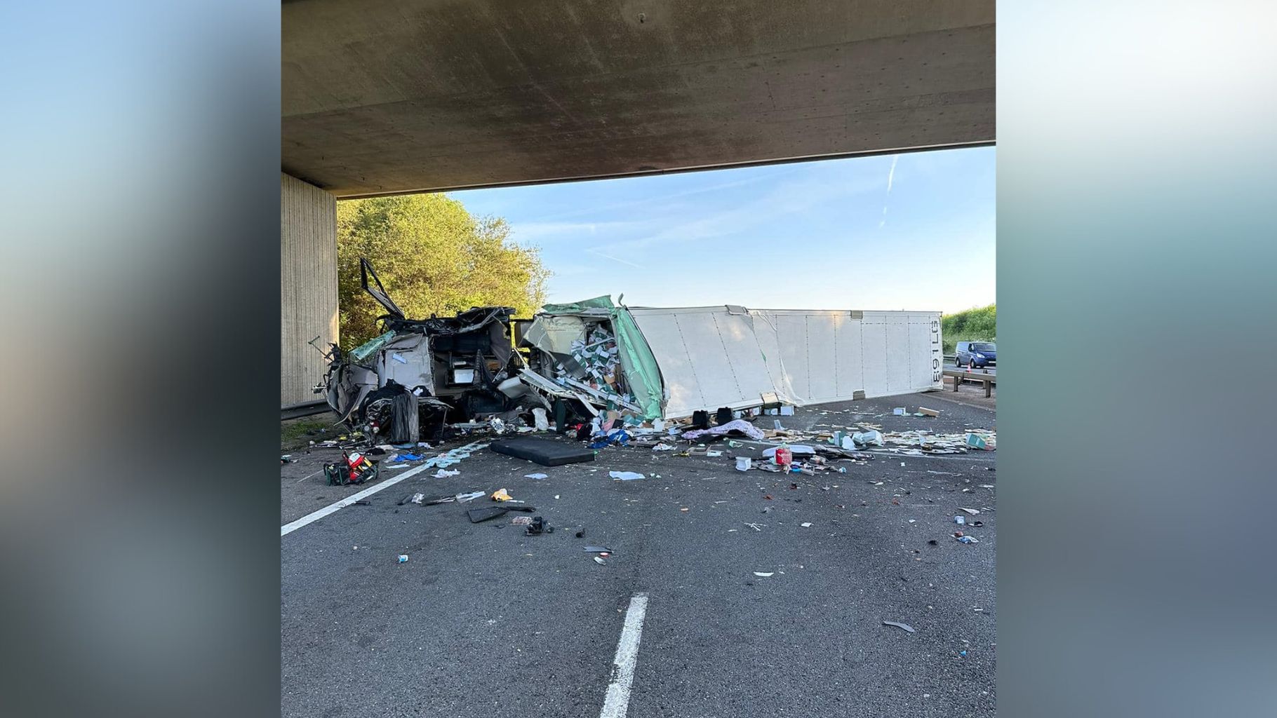 Lorry crash closes M40 in Oxfordshire
