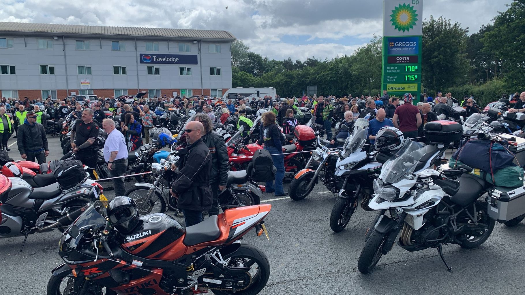 Thousands of motorcyclists pay tribute to Hairy Bikers chef Dave Myers