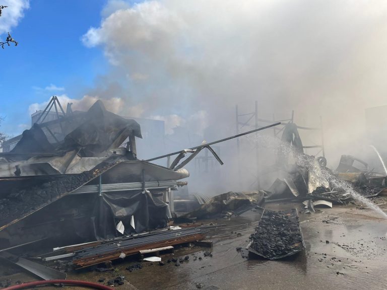 Large plumes of smoke as crews tackle Southampton fire | News - Hits Radio