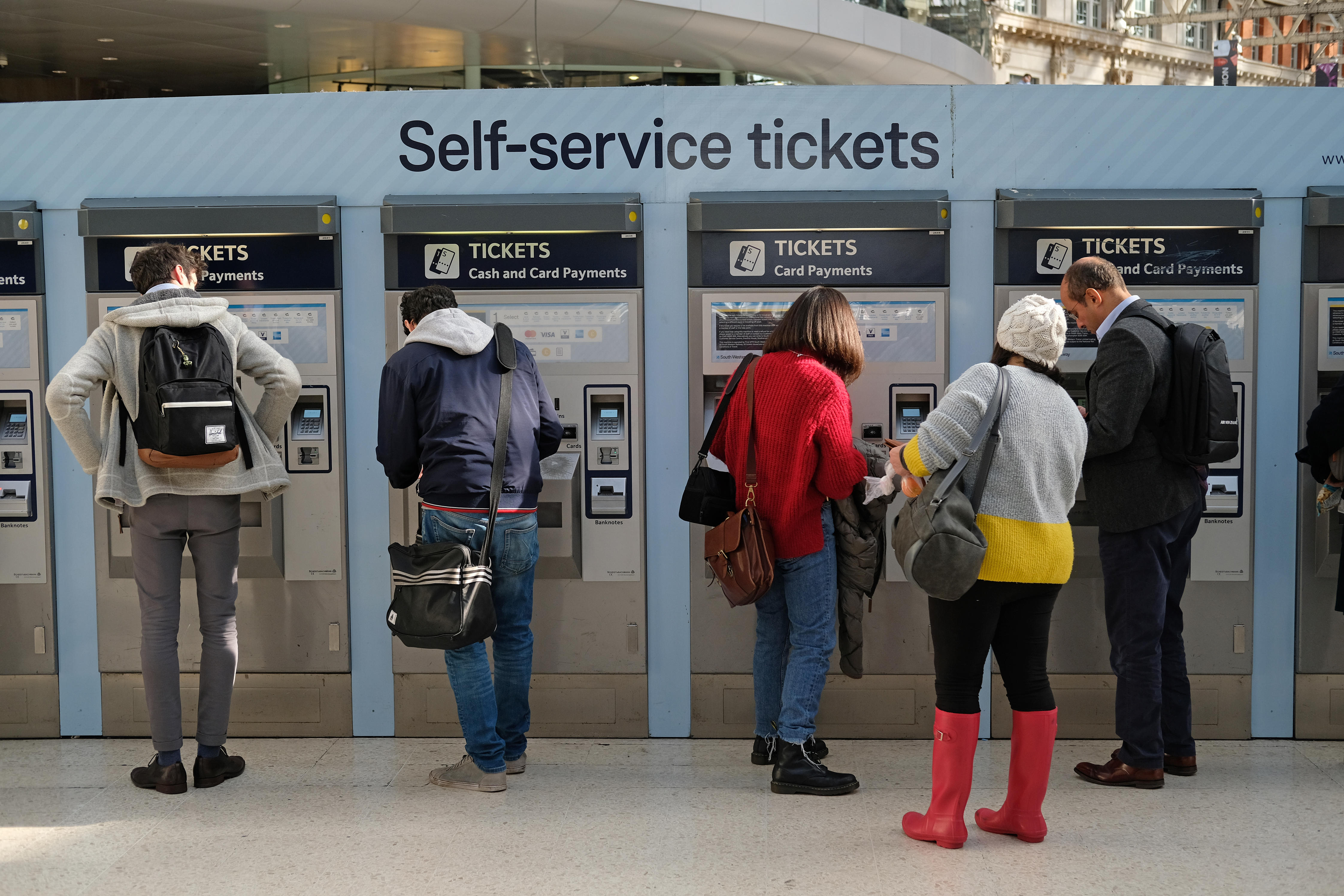IT failure hits train ticket machines in Surrey and East Hampshire