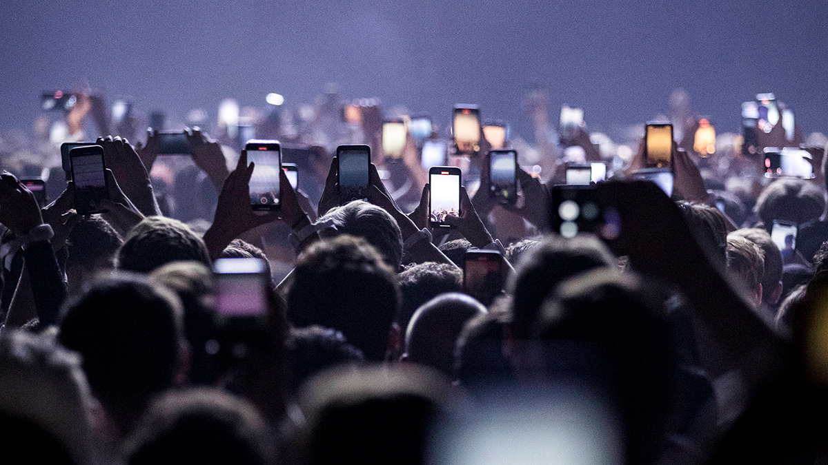 Blur's Damon Albarn speaks out against mobile phone bans at gigs