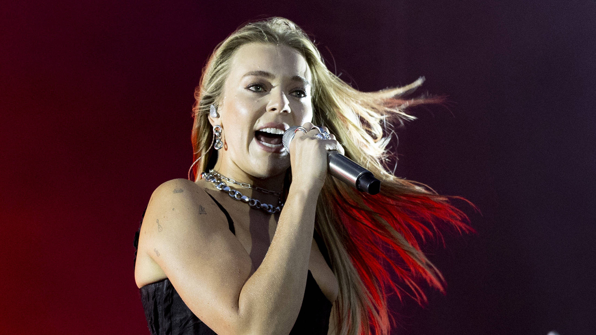 Natasha Bedingfield joins Becky Hill on stage to perform a mash-up🙌 ...