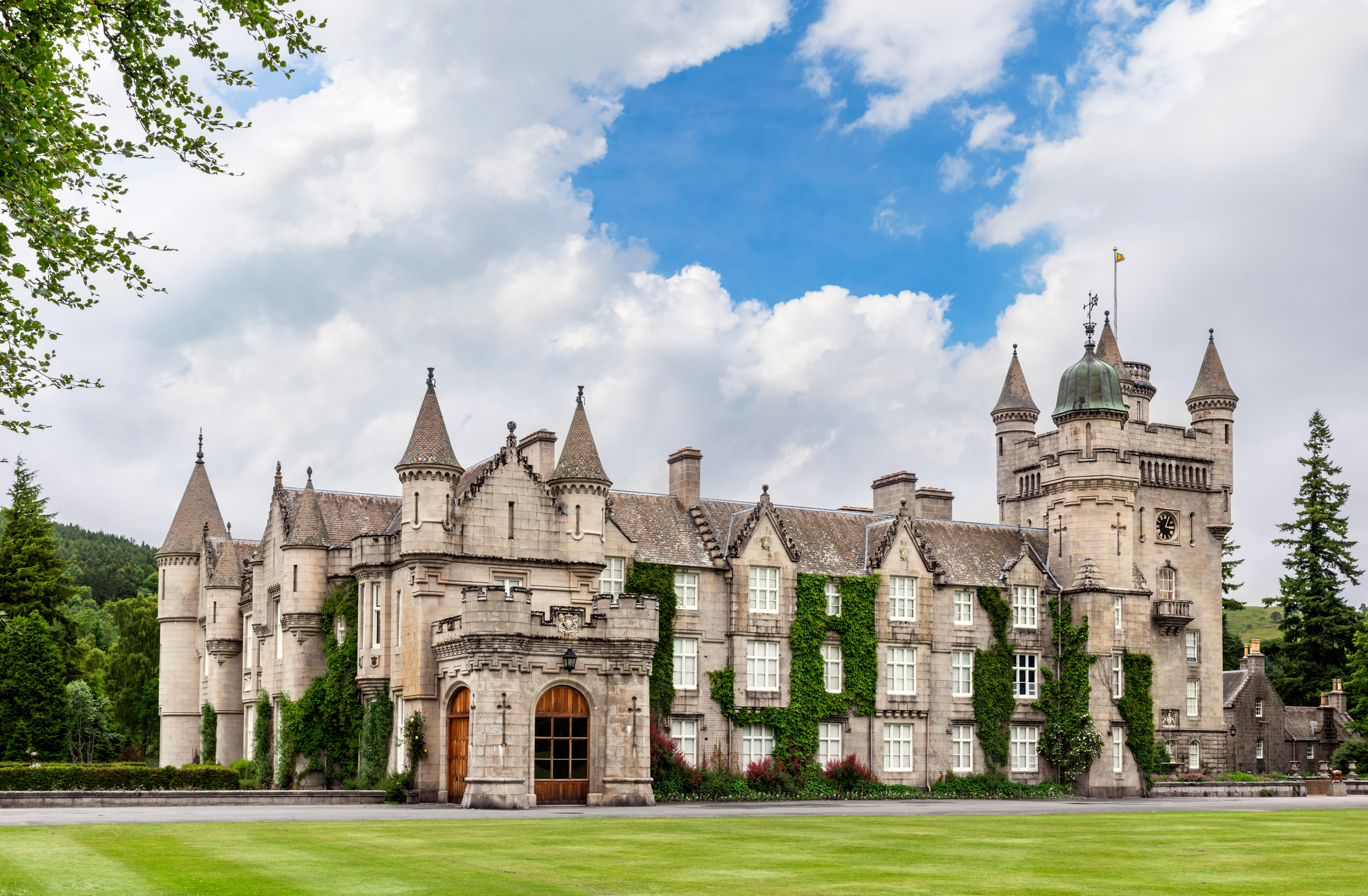 King hosts Prime Minister and his wife at Balmoral for the weekend