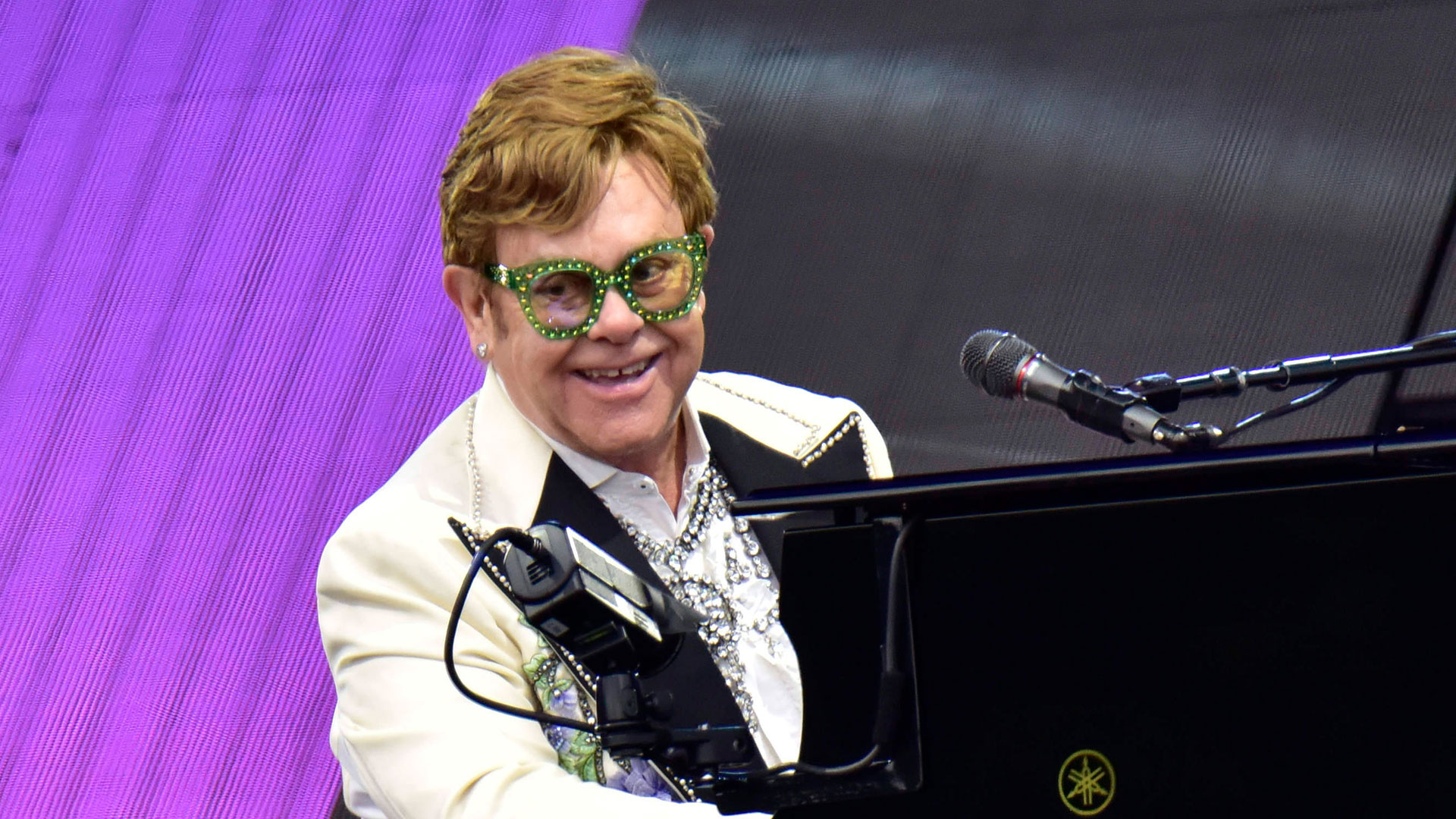 Elton John reveals details of a 'severe eye infection'