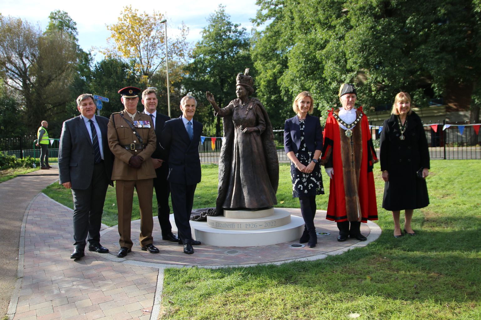 Statue of late Queen unveiled in Andover