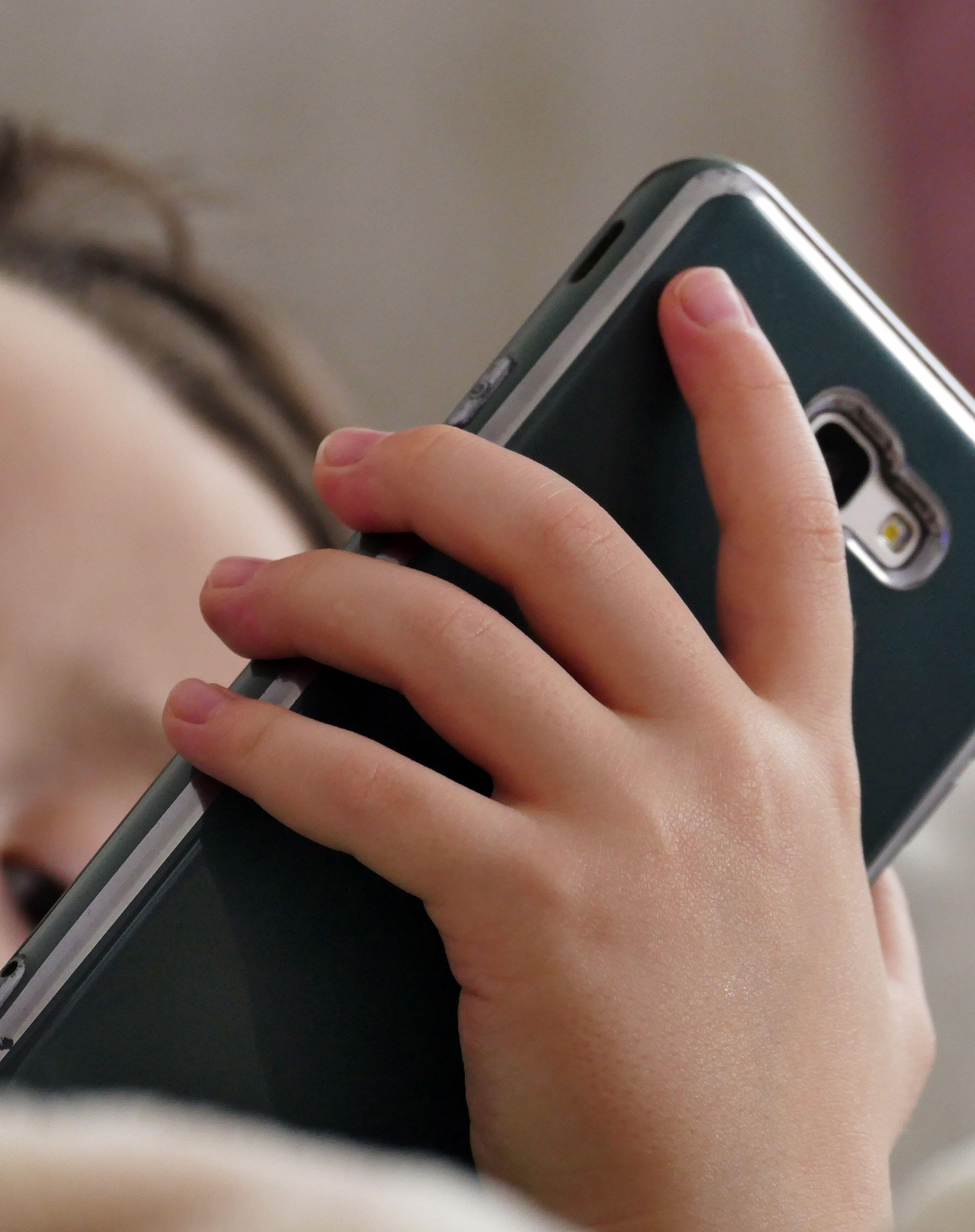 New law to stop children 'doom scrolling' on their phones proposed ...