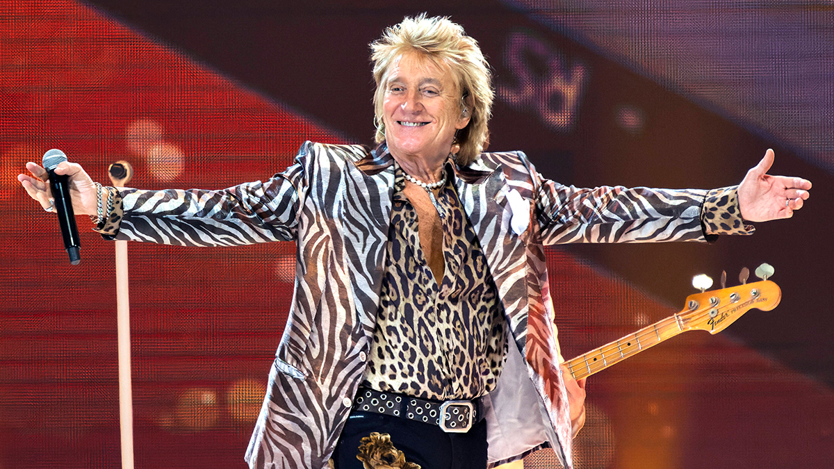 Rod Stewart to play legends slot at Glastonbury 2025