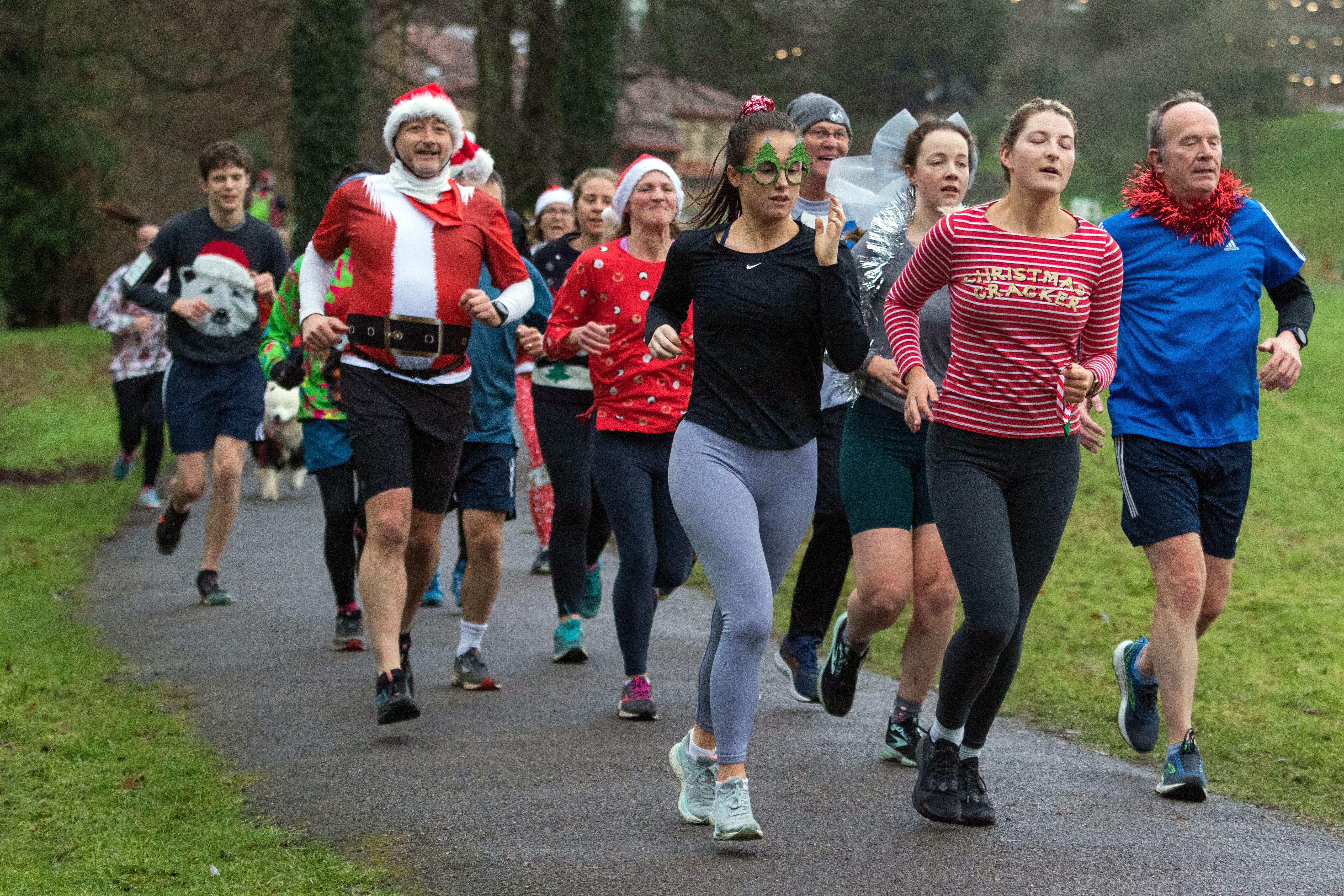 Hundreds of runners take part in Christmas Day parkrun in Hull | News ...