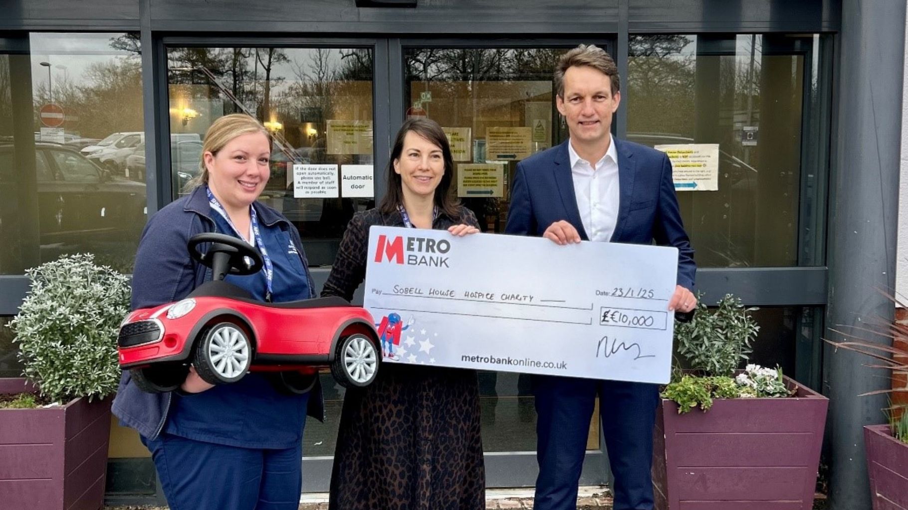 Oxfordshire hospice given €10,000 donation by the Oxford MINI plant and ...
