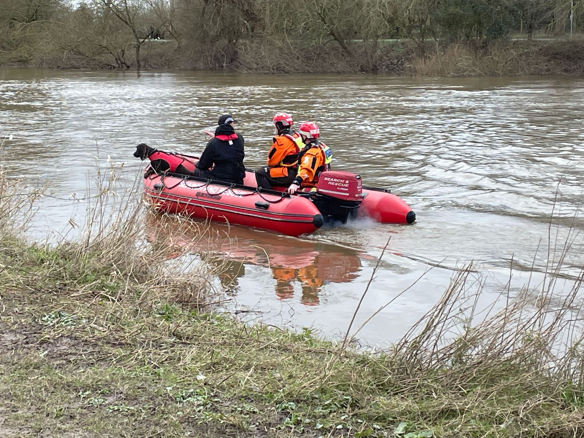 Searches continue at the river in Diglis following someone reportedly ...