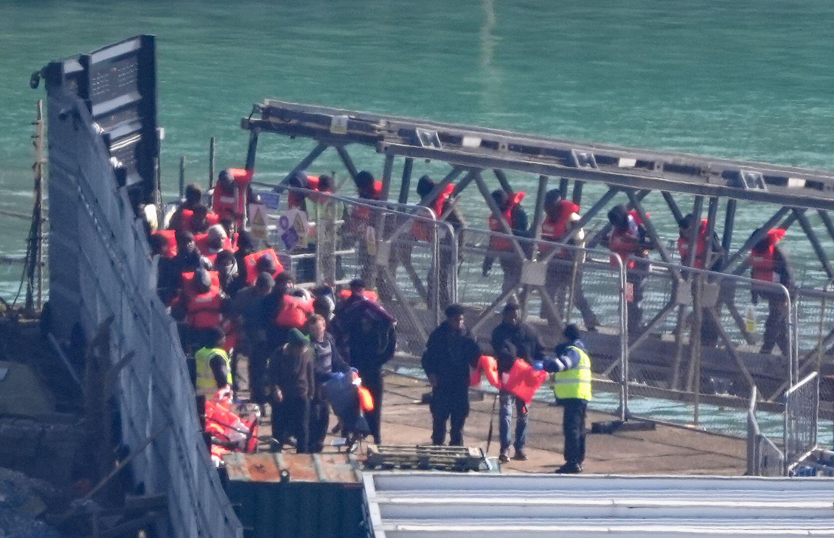 Migrants: UK signs 'road map' agreement with France as more small boats ...