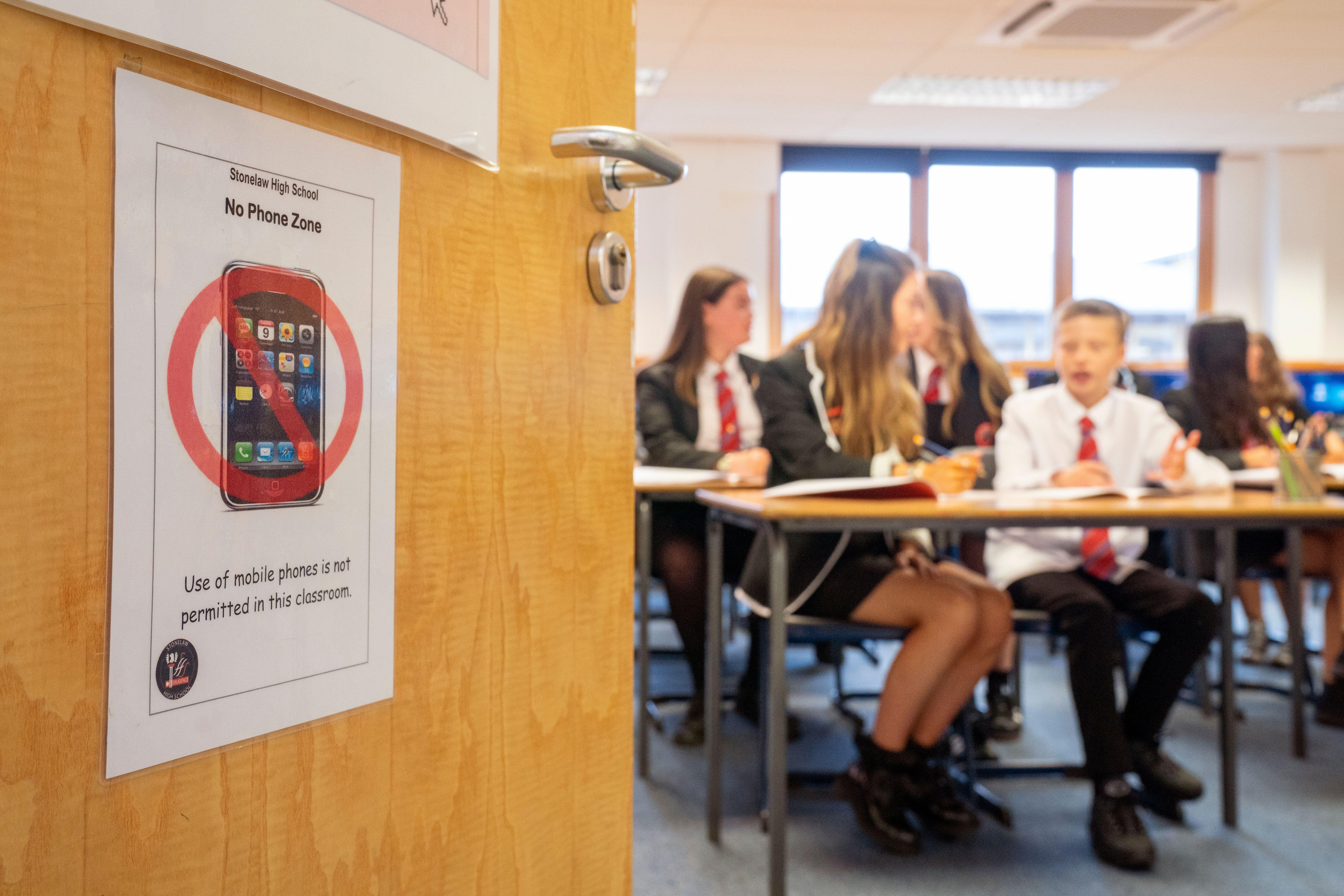 Former Oxfordshire teacher calls for phones to be banned in schools ...