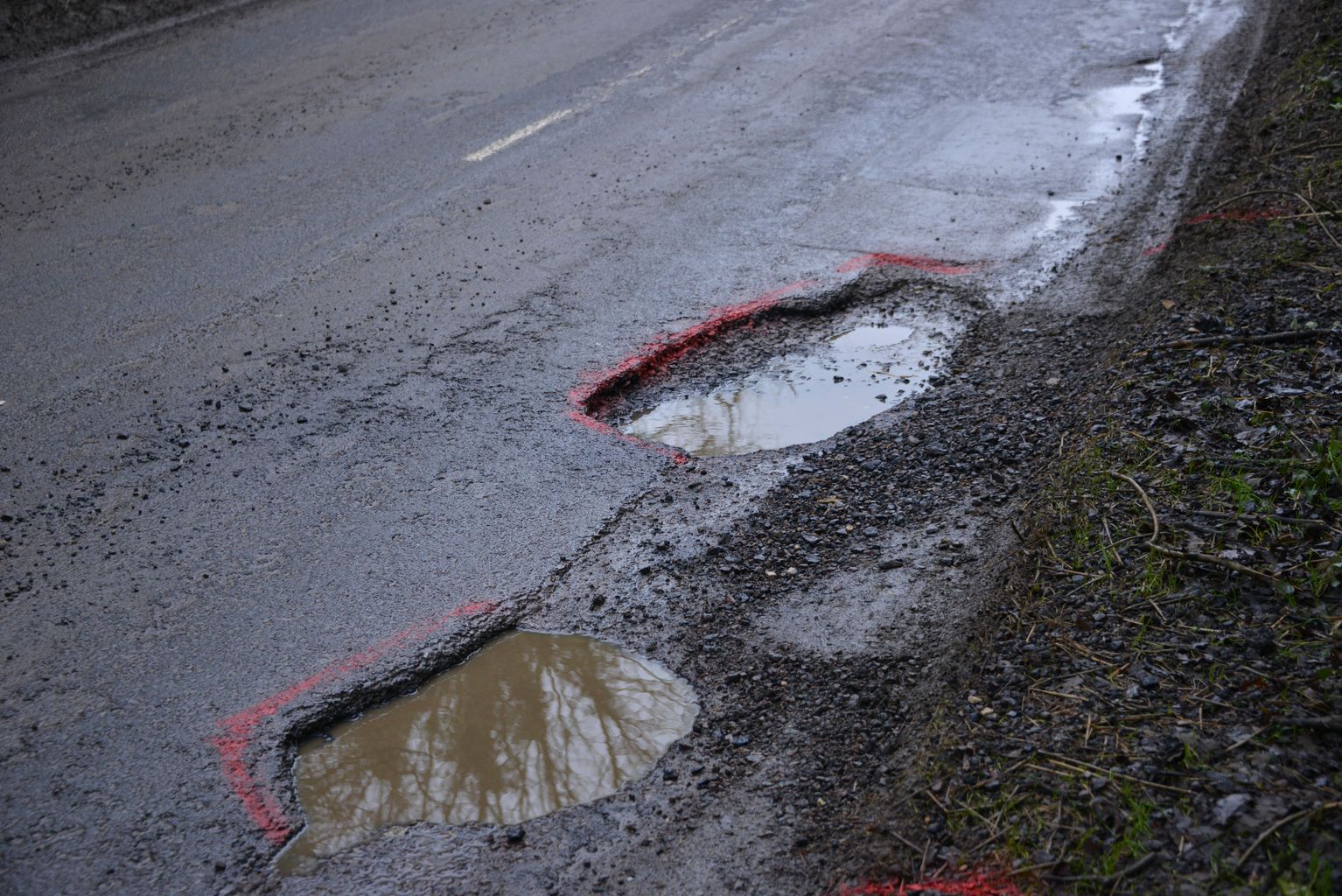 Government pledges to fix 'pothole plague', as £3m spent on repairs in Oxfordshire last year ...