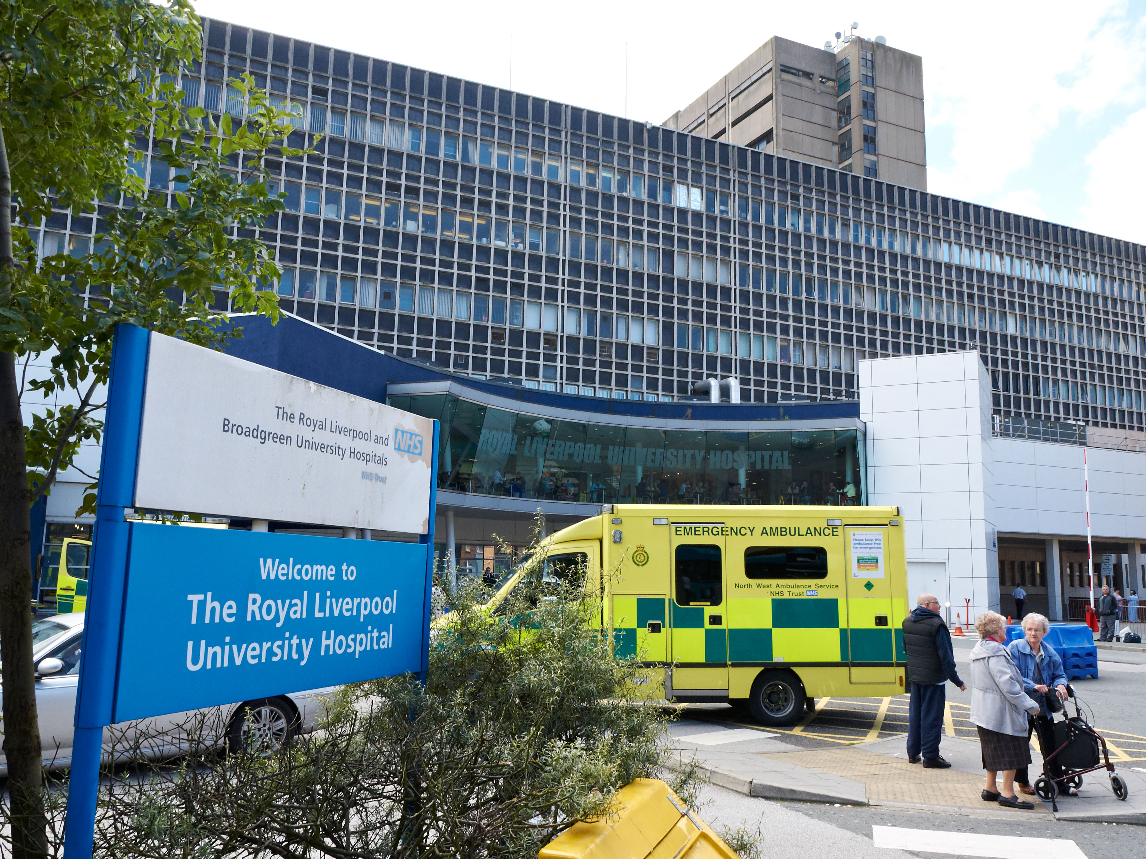 Liverpool hospital lab workers set to strike