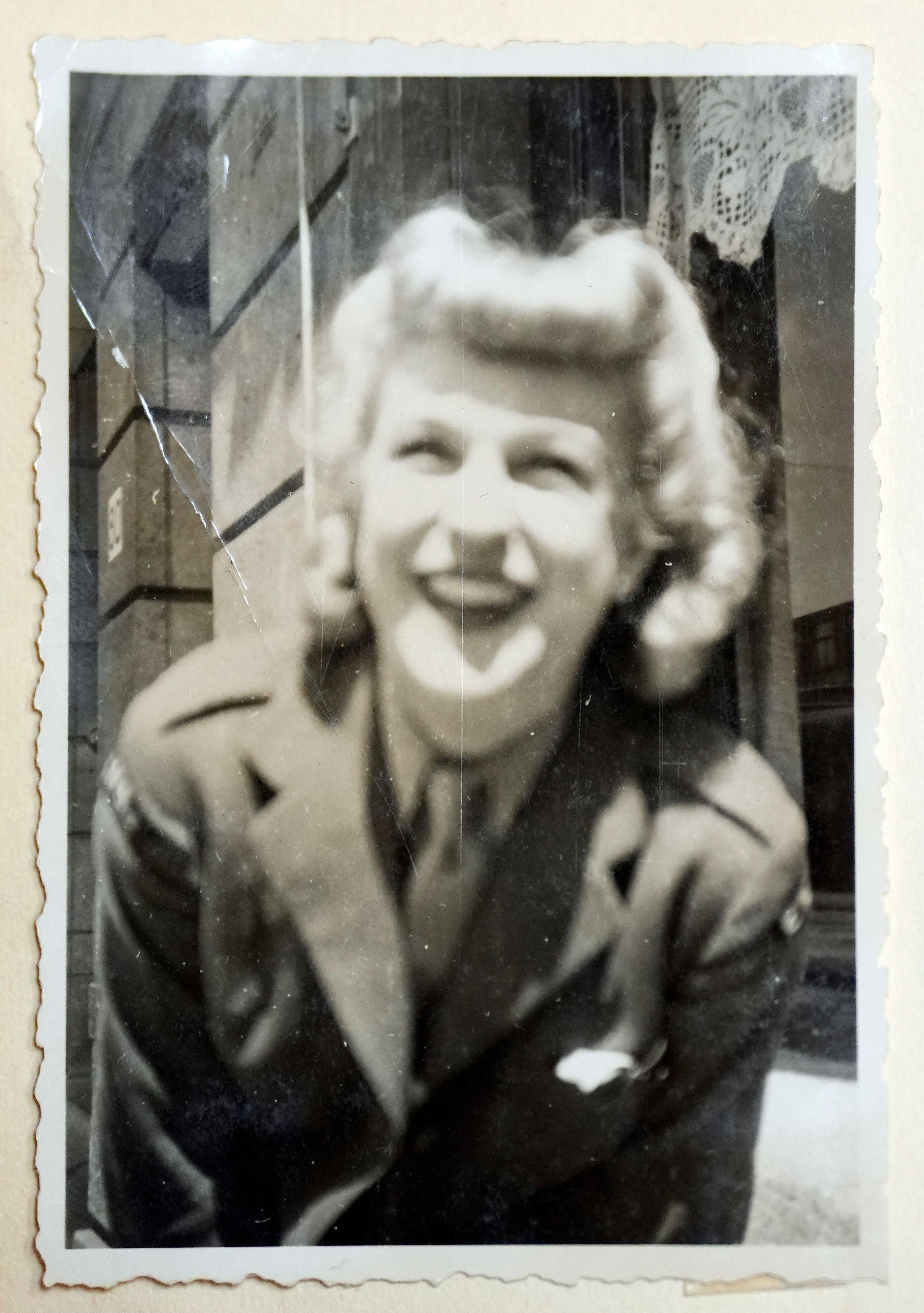 Wartime entertainer from Watford recalls how former James Bond was her ...