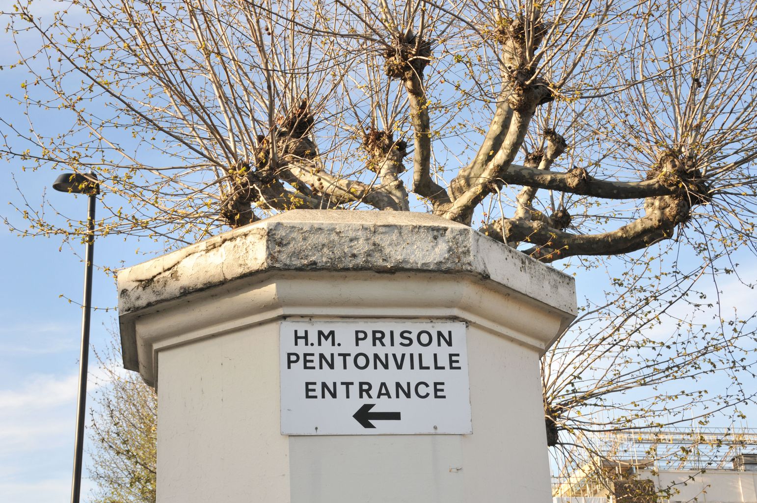 Prison officer who had relationship with inmate avoids jail | News ...