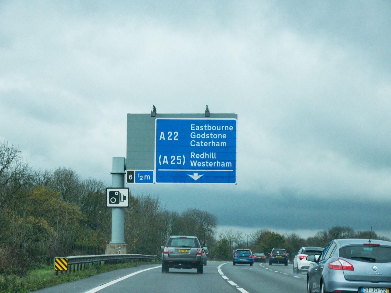 M25 shut after lorry overturns during crash