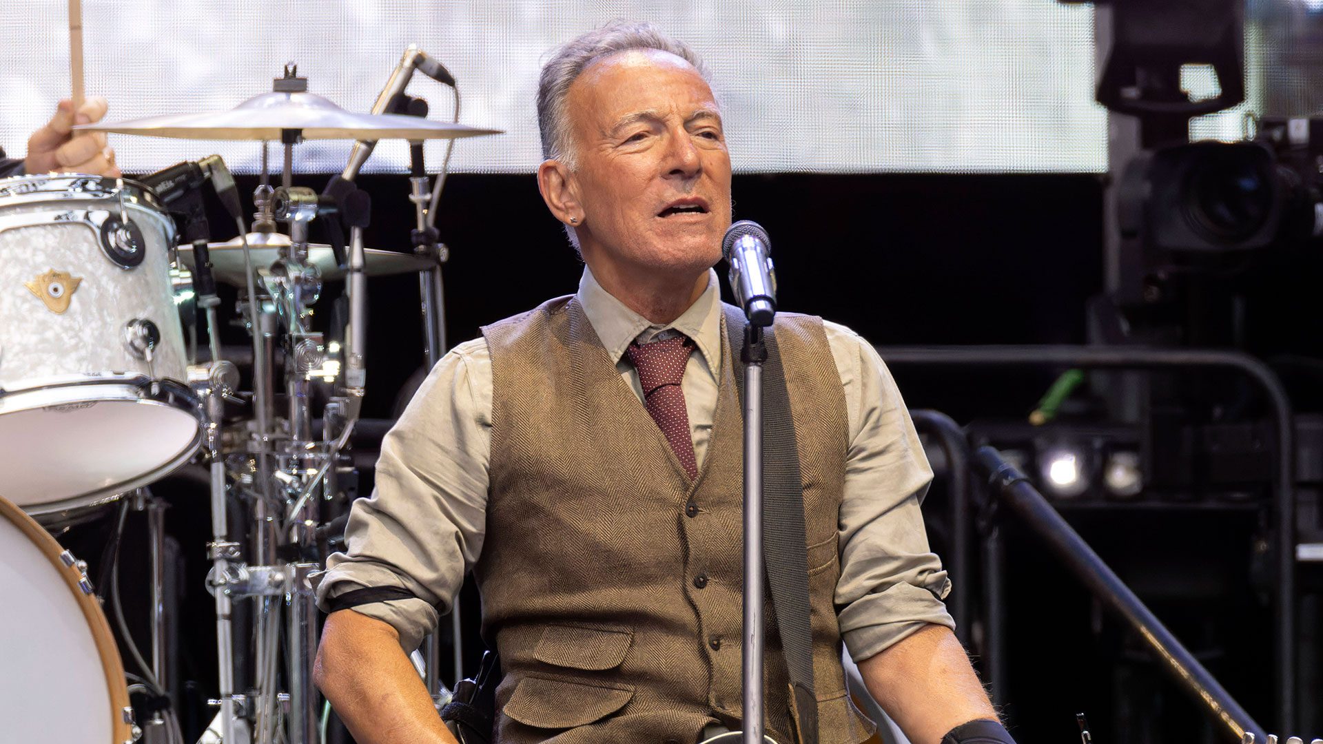 Bruce Springsteen surprises fans by bringing out Sir Paul McCartney