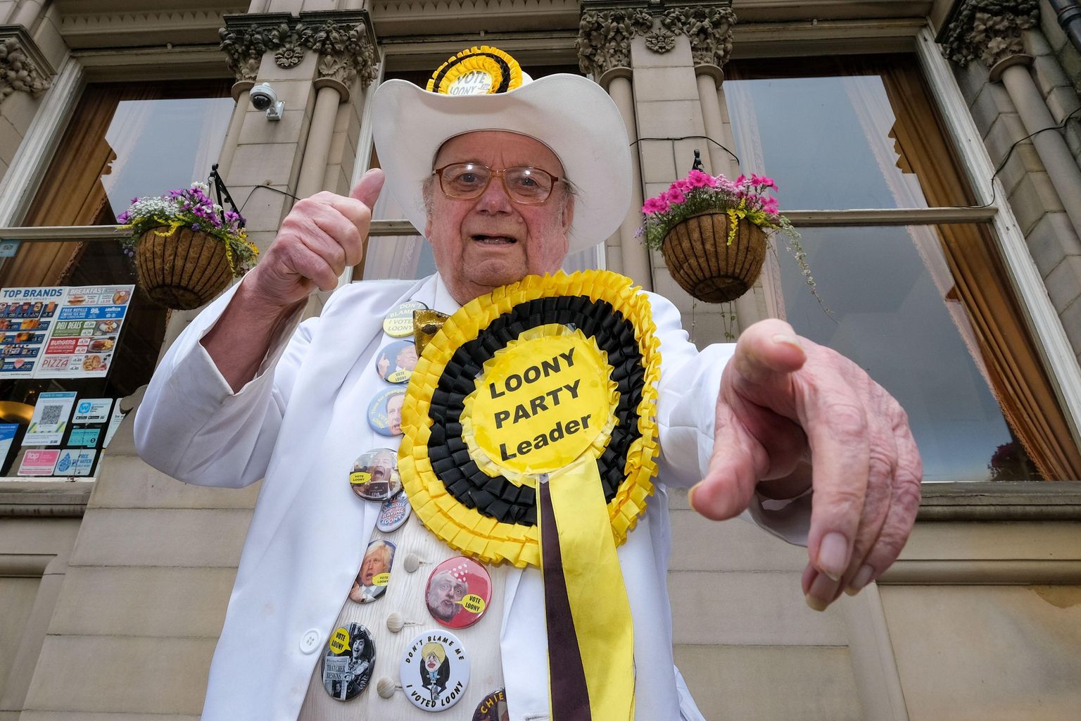 Fleet pub unveil artwork to celebrate Monster Raving Loony Party leader