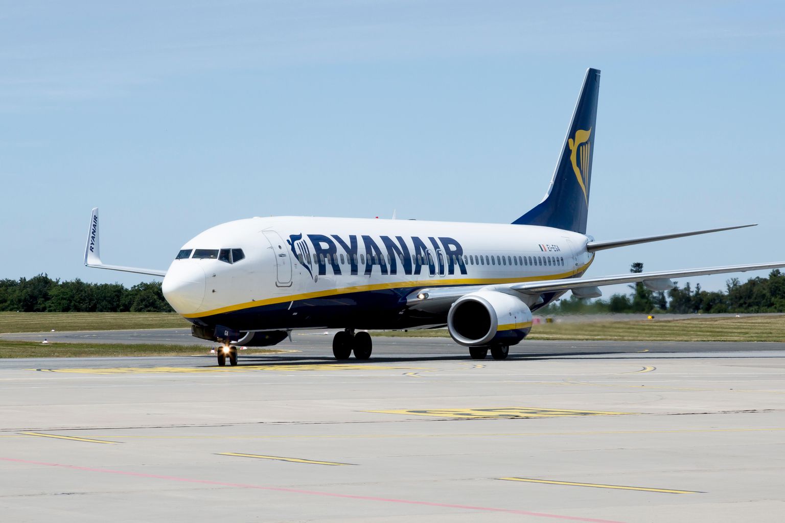 Ryanair introduces £500 fine for disruptive passengers who have to be ...