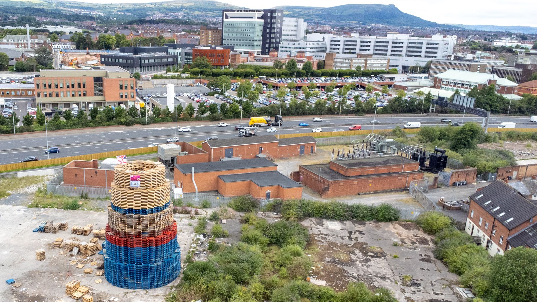 Police declare major incident following decision to remove loyalist ...