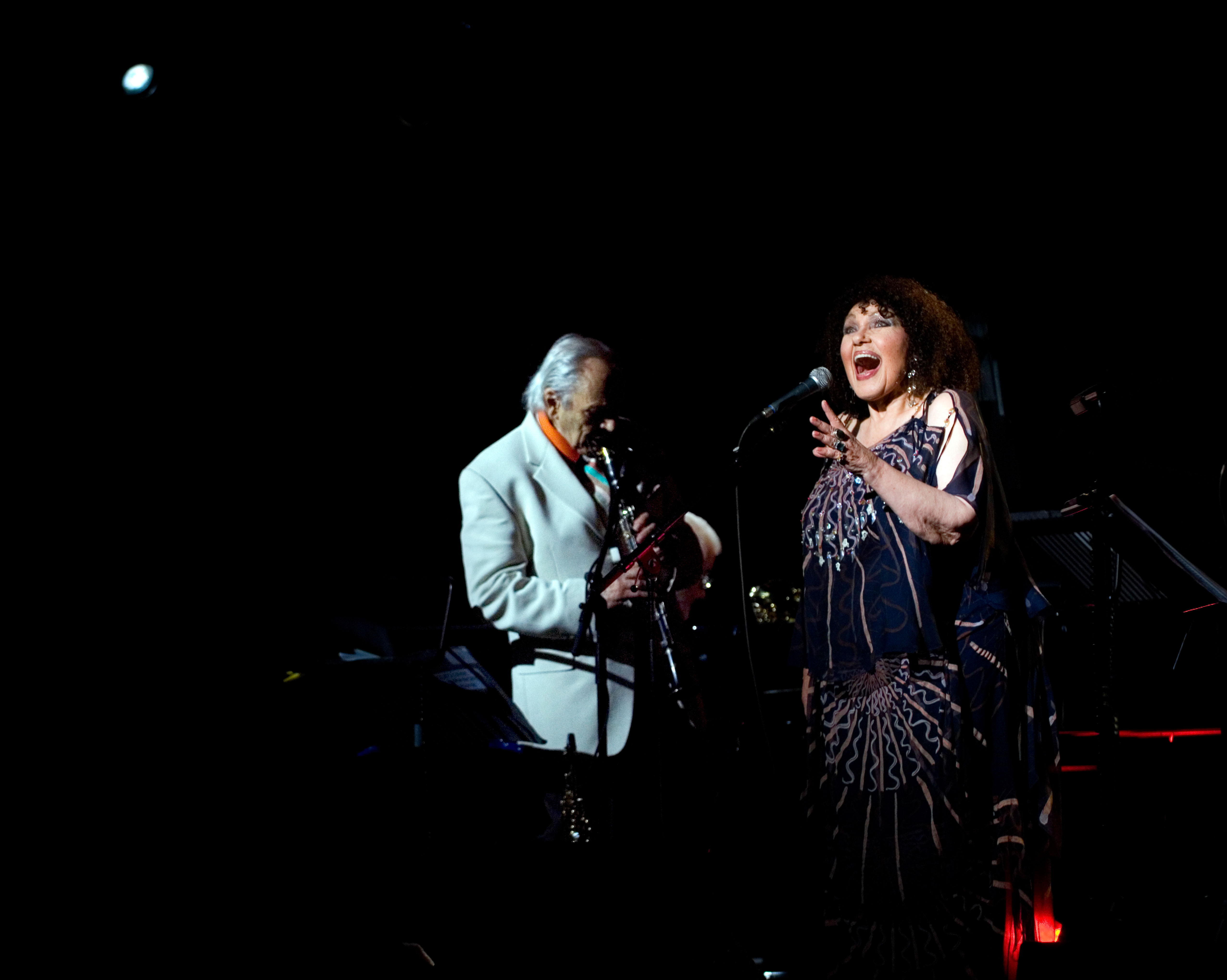 Buckinghamshire jazz singer Dame Cleo Laine dies at 97 | News ...
